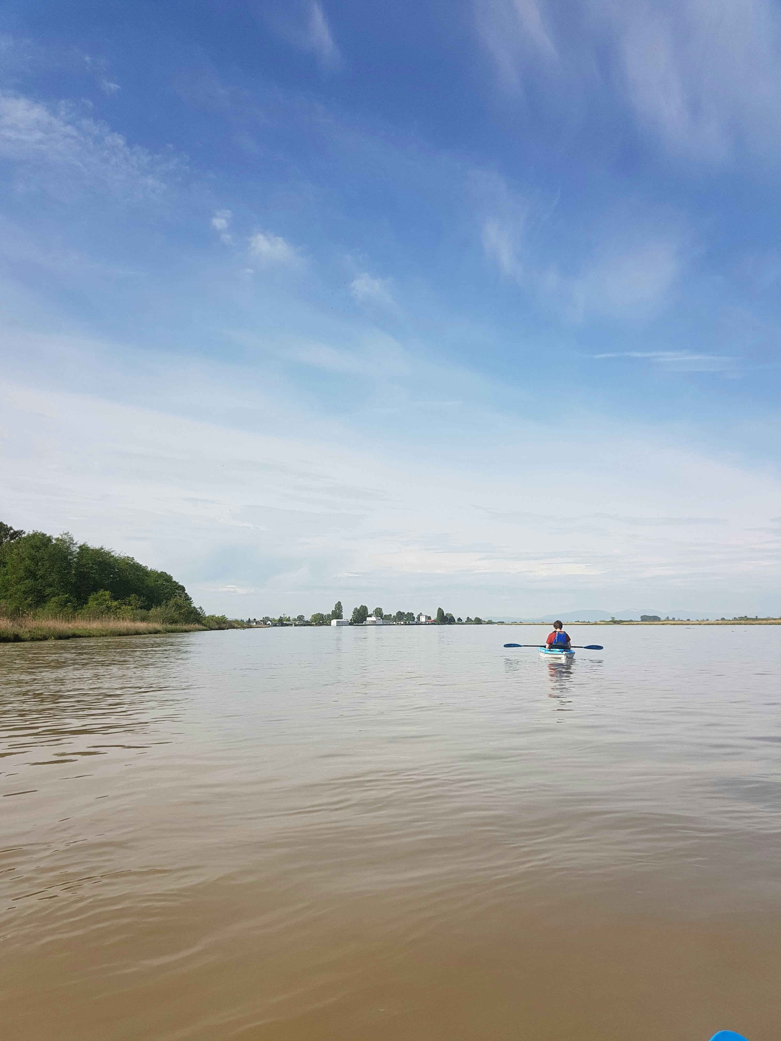 Foto Una persona remando en kayak en un lago tranquilo – Imagen Al aire ...