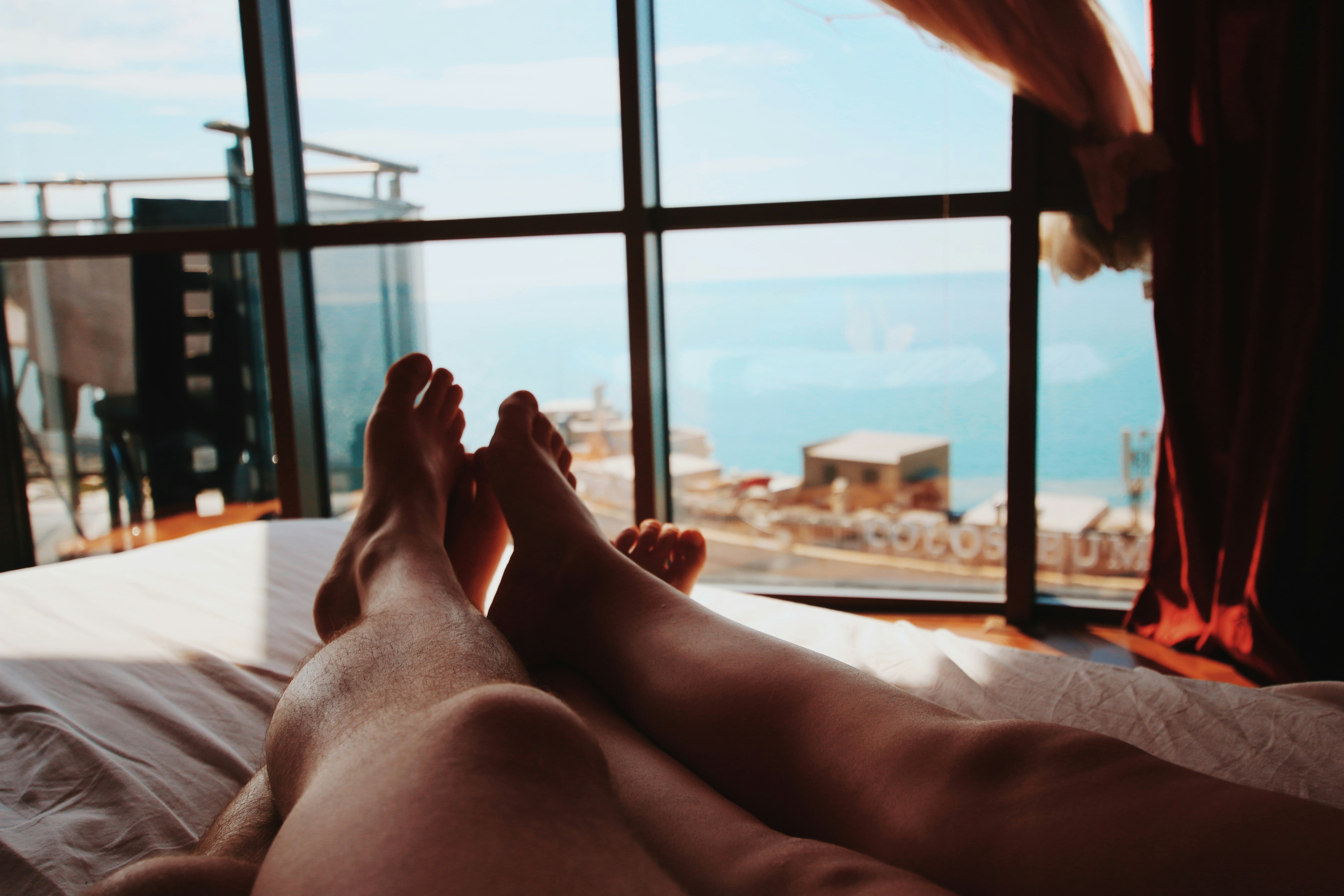 Persona acostada en la cama cerca de la ventana foto – Imagen de Humano ...