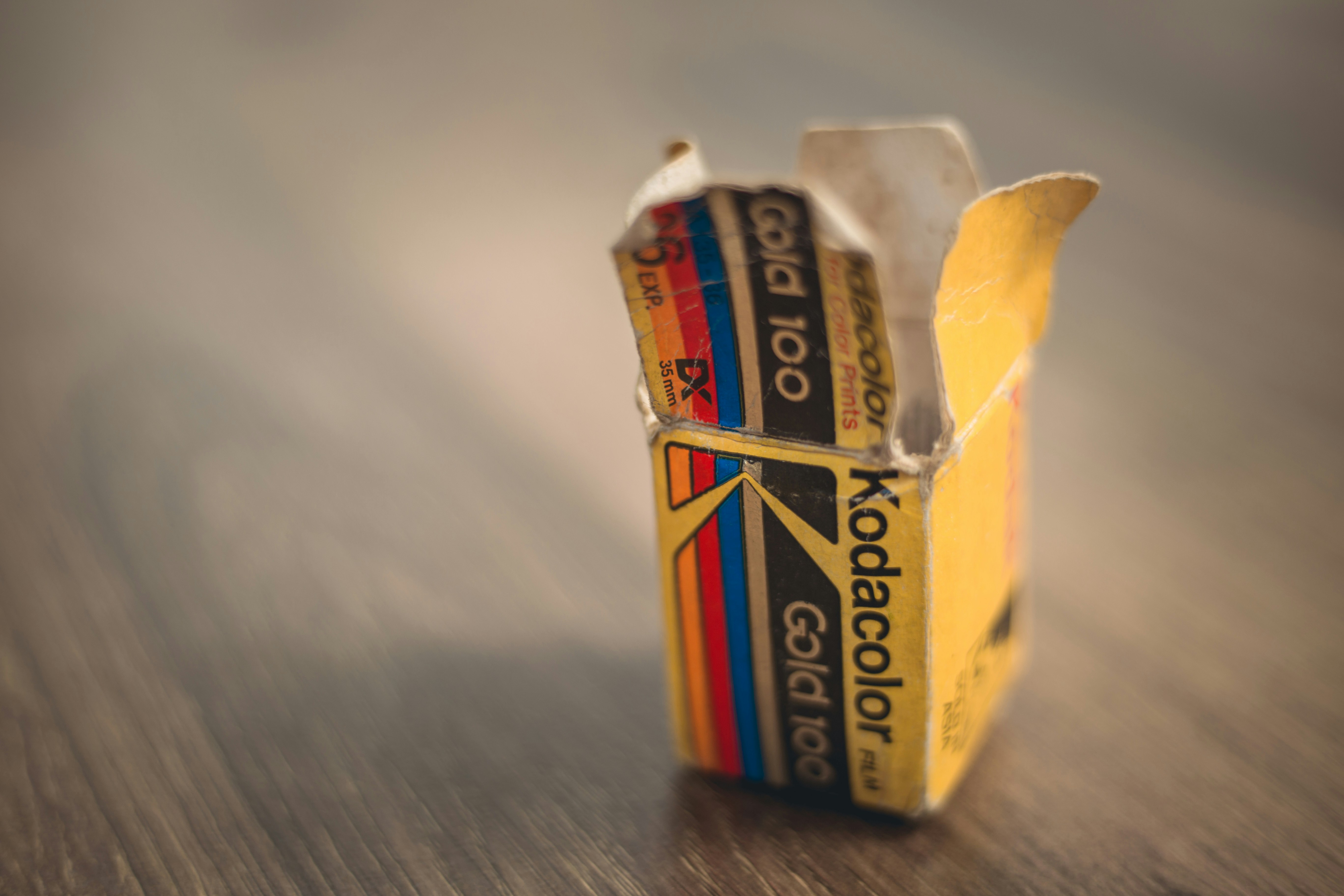 Boîte en carton jaune et rouge photo – Photo Mémoire Gratuite sur Unsplash