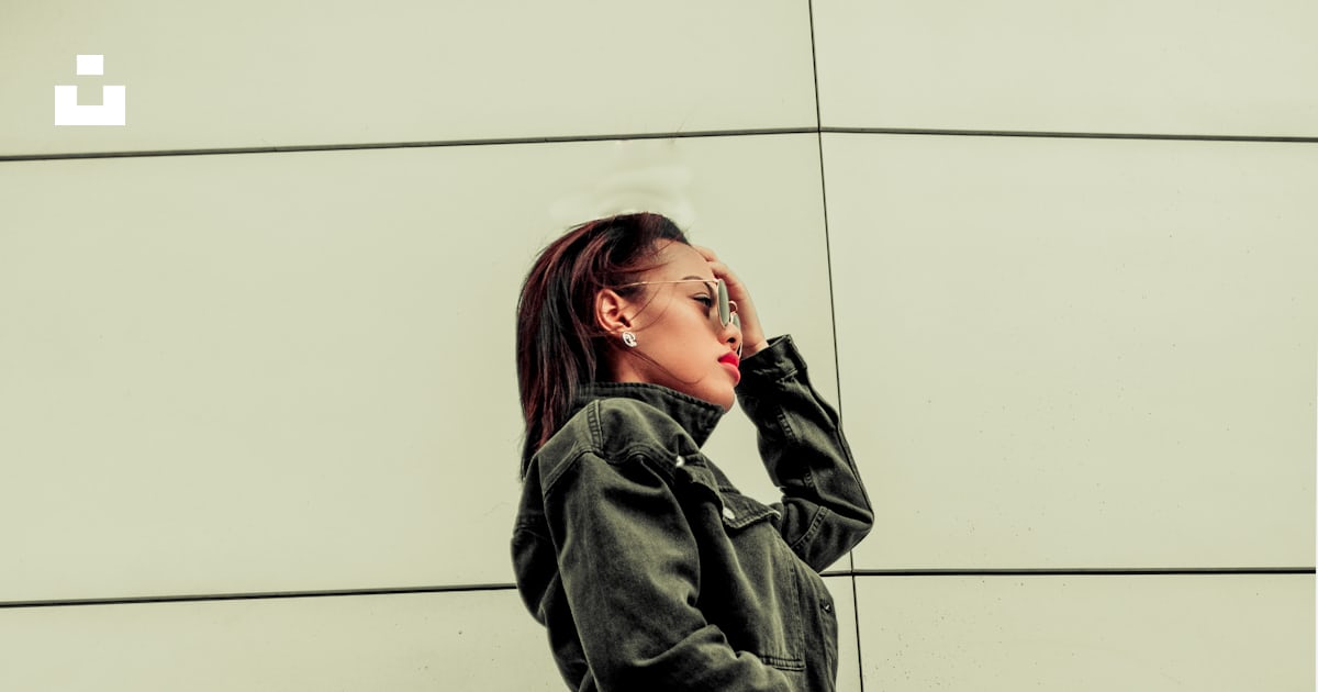 Foto Mujer Con Chaqueta Negra Y Vaqueros Azules Imagen Vestir Gratis