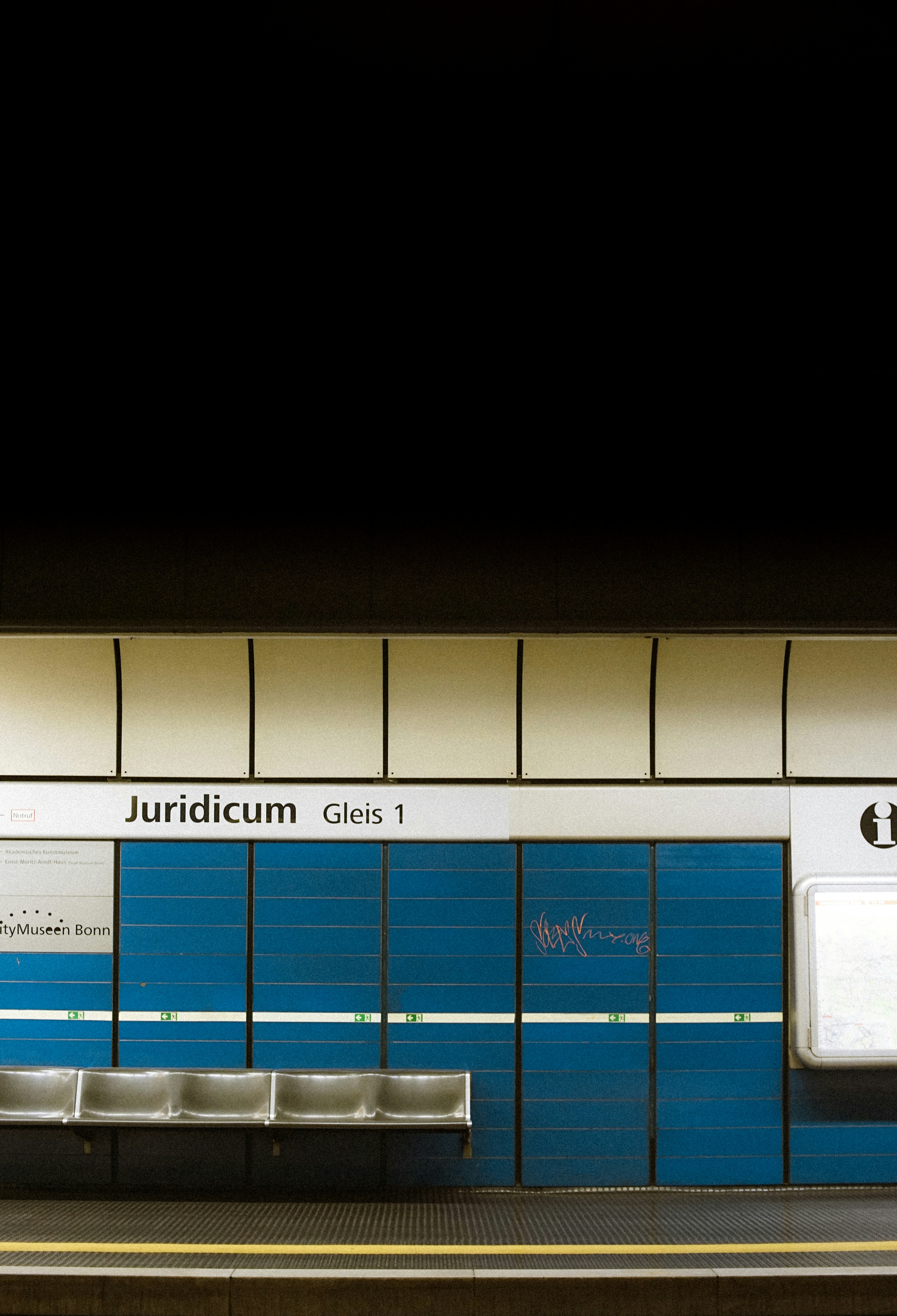 Gleis 1 Echo: Blue Panels and Quiet Platform
