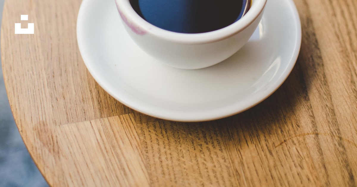 Tasse En Céramique Blanche Sur Soucoupe En Céramique Blanche Photo