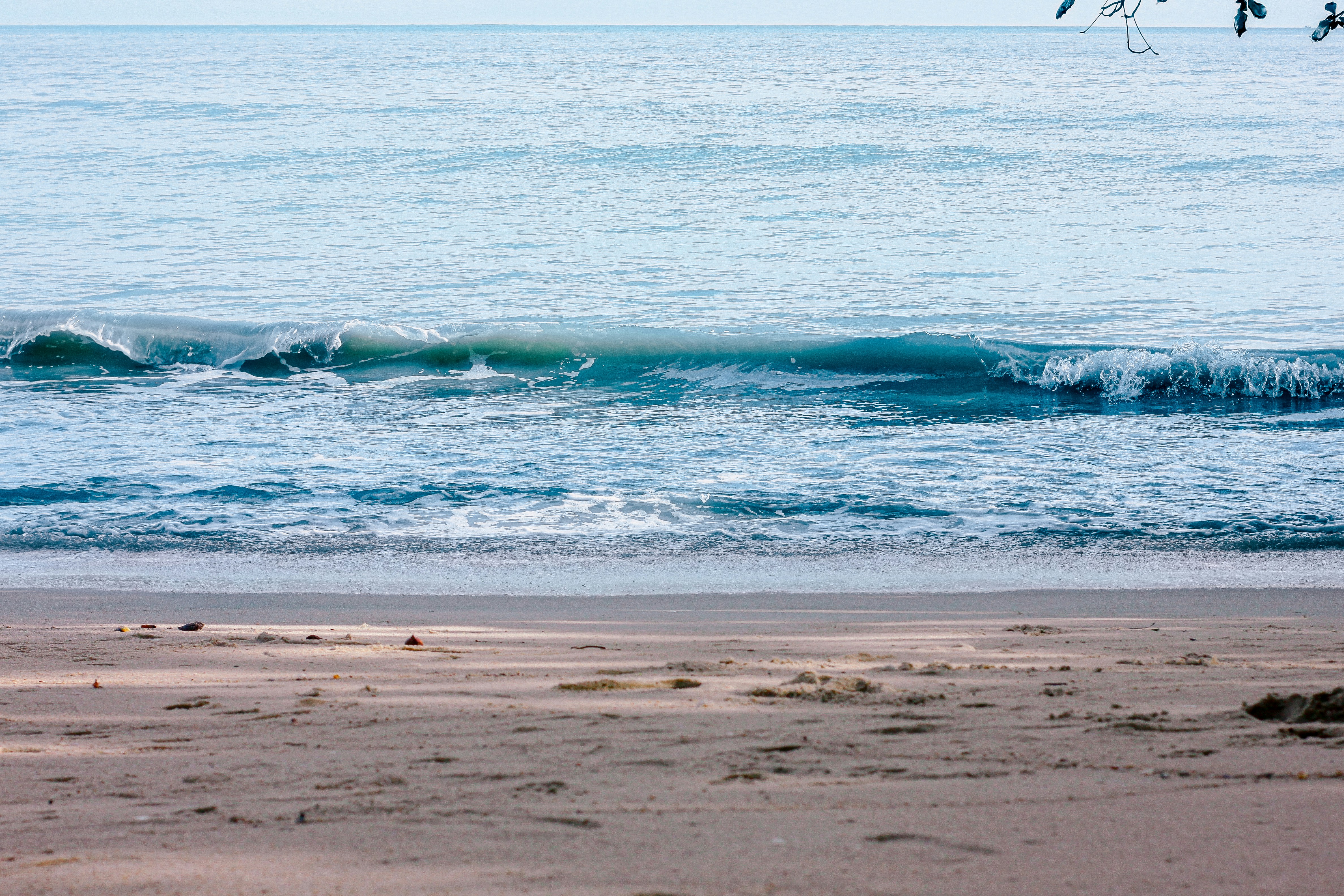 Les vagues de la mer s’écrasent sur le rivage pendant la journée photo ...