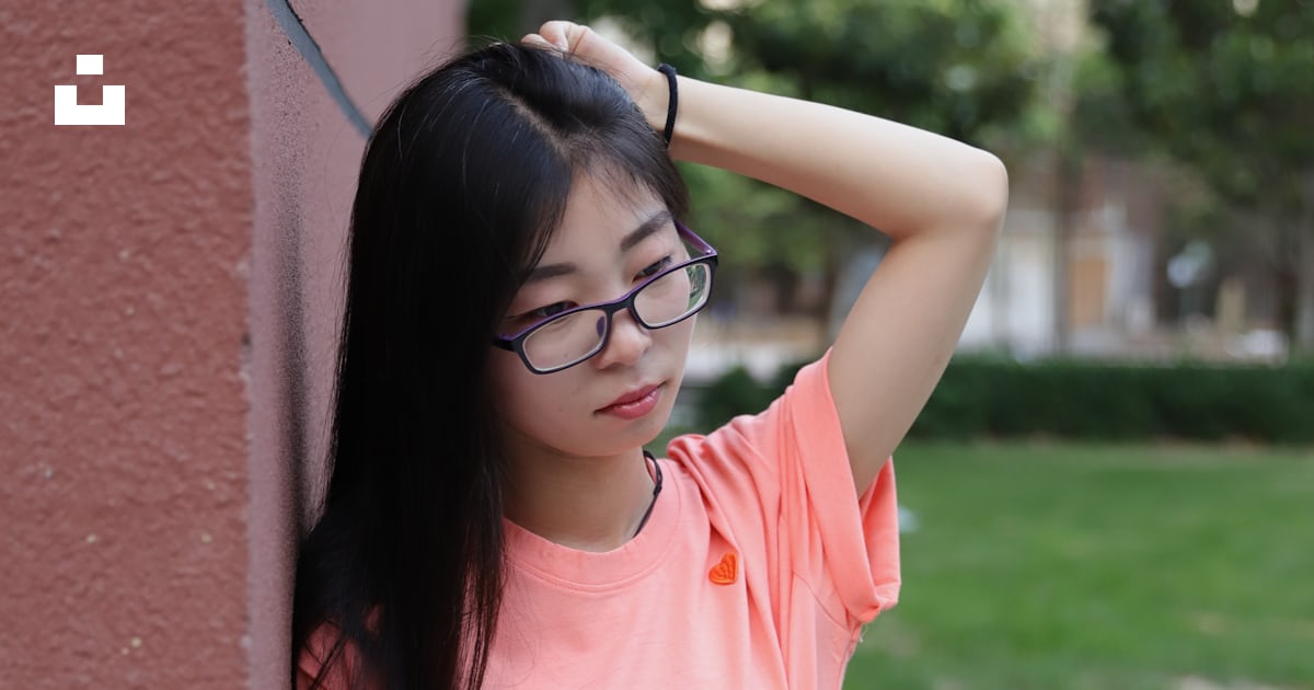 Foto Chica Con Camiseta Naranja De Cuello Redondo Con Gafas De Montura