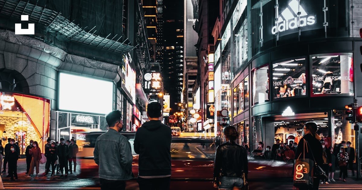 Foto Personas Que Caminan Por La Calle Durante La Noche Imagen