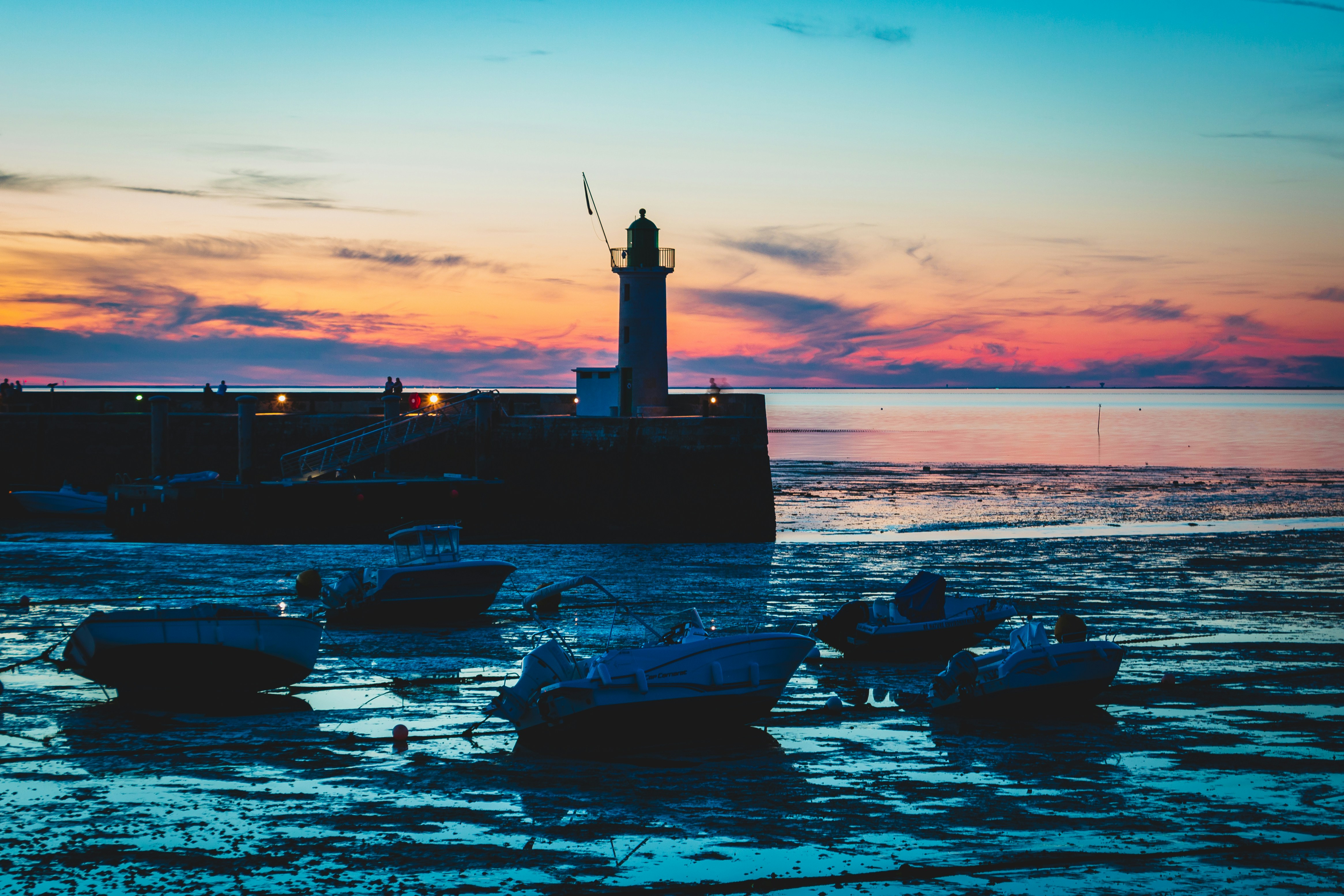 Silueta del barco en el mar durante la puesta del sol foto – Imagen de ...