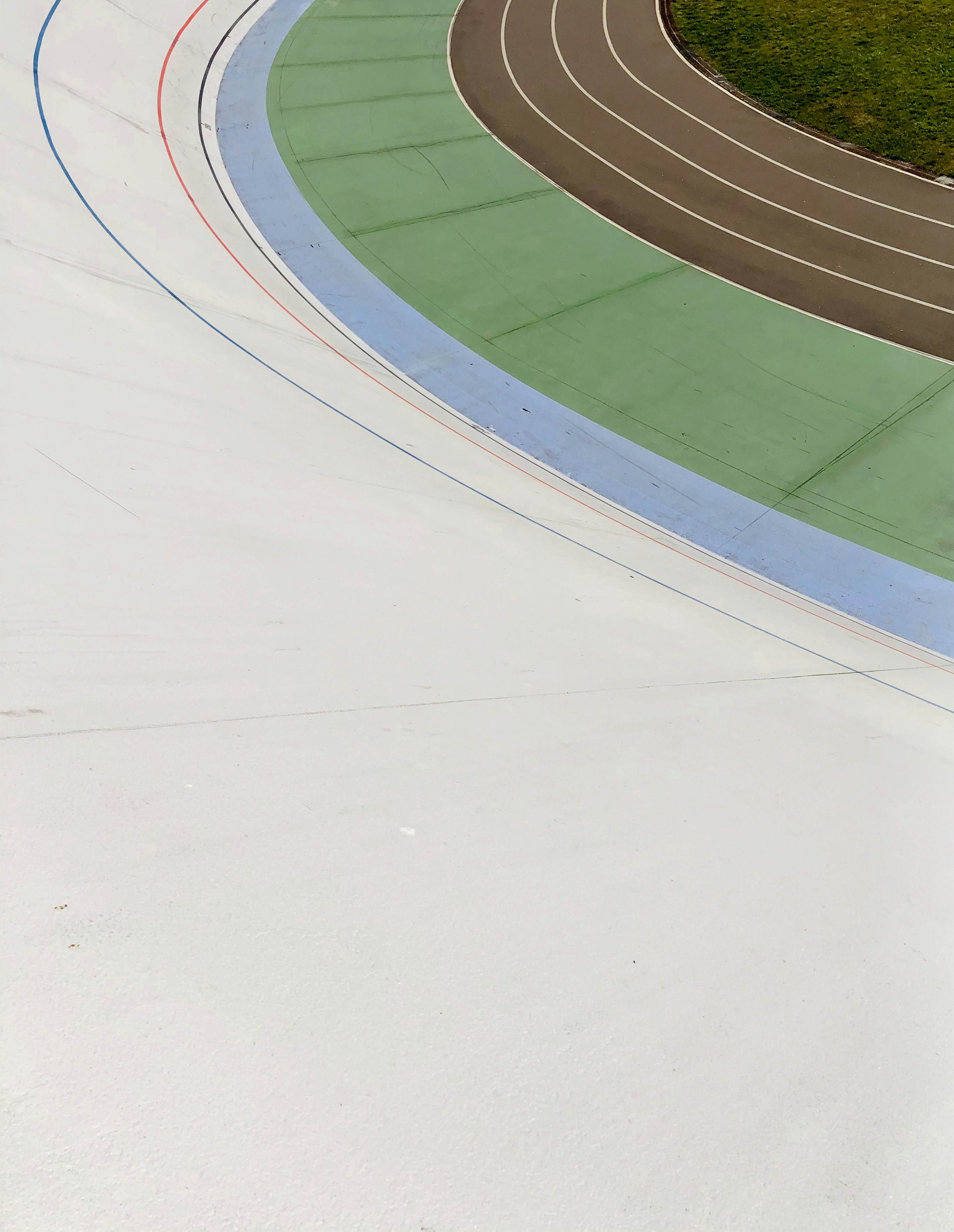 Curved Track Portrait: Colors and Converging Lines on a Skate Circle