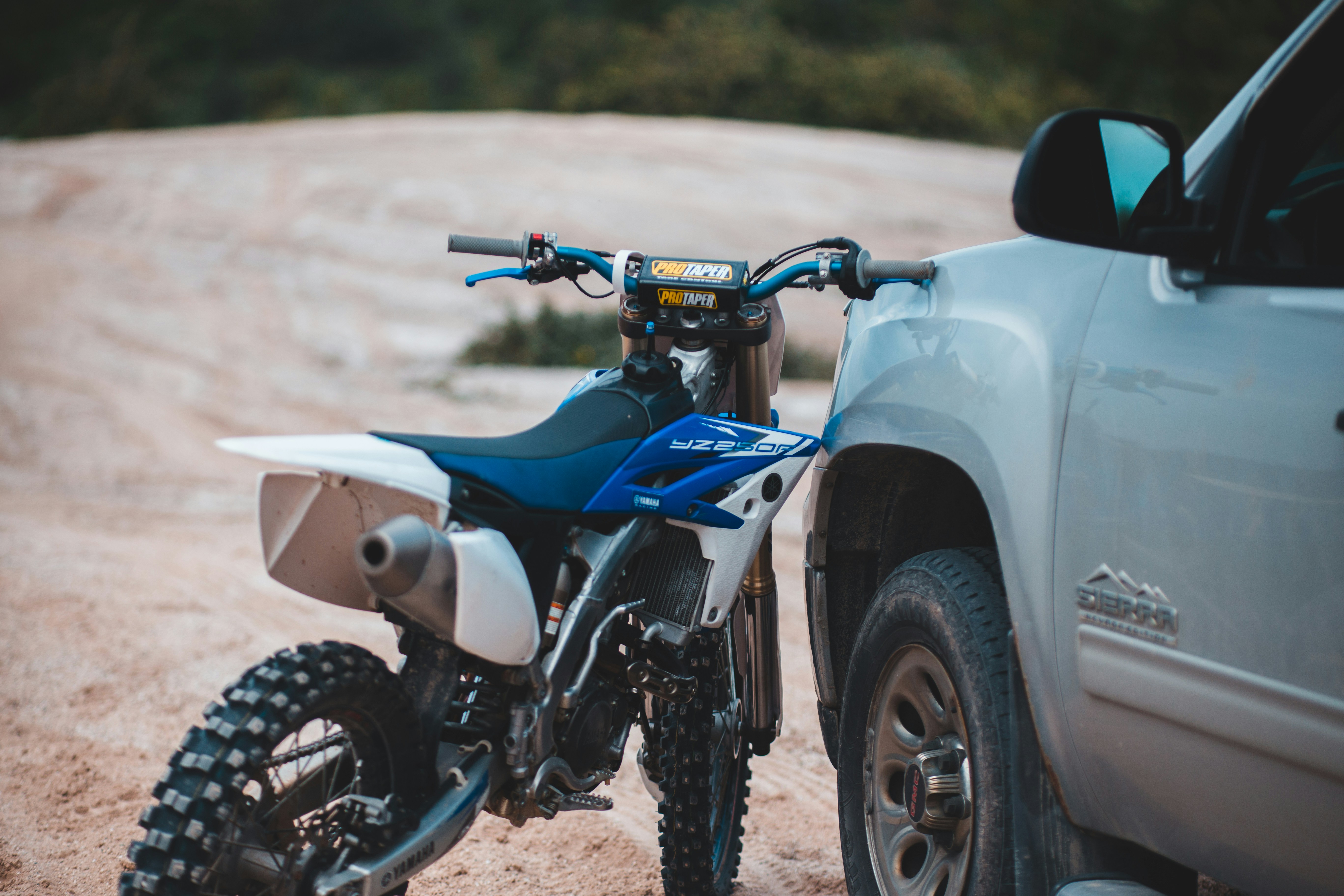 Foto Sepeda motor trail biru dan hitam – Gambar Abu-abu Gratis di Unsplash