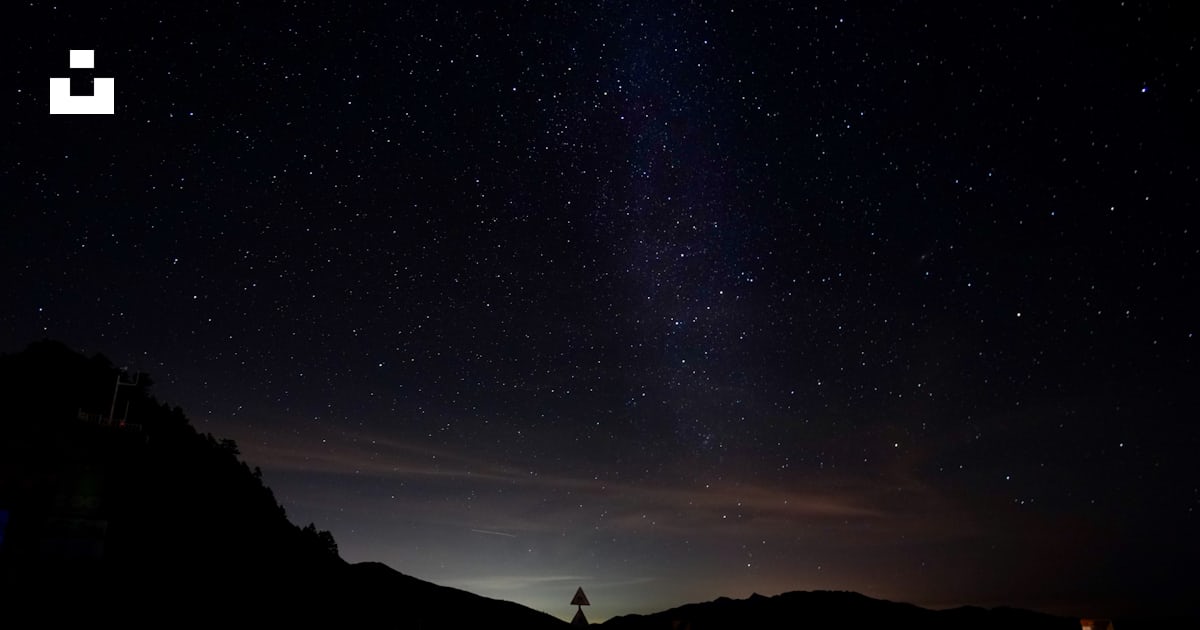 Foto Silueta De La Persona De Pie En La Colina Bajo La Noche Estrellada