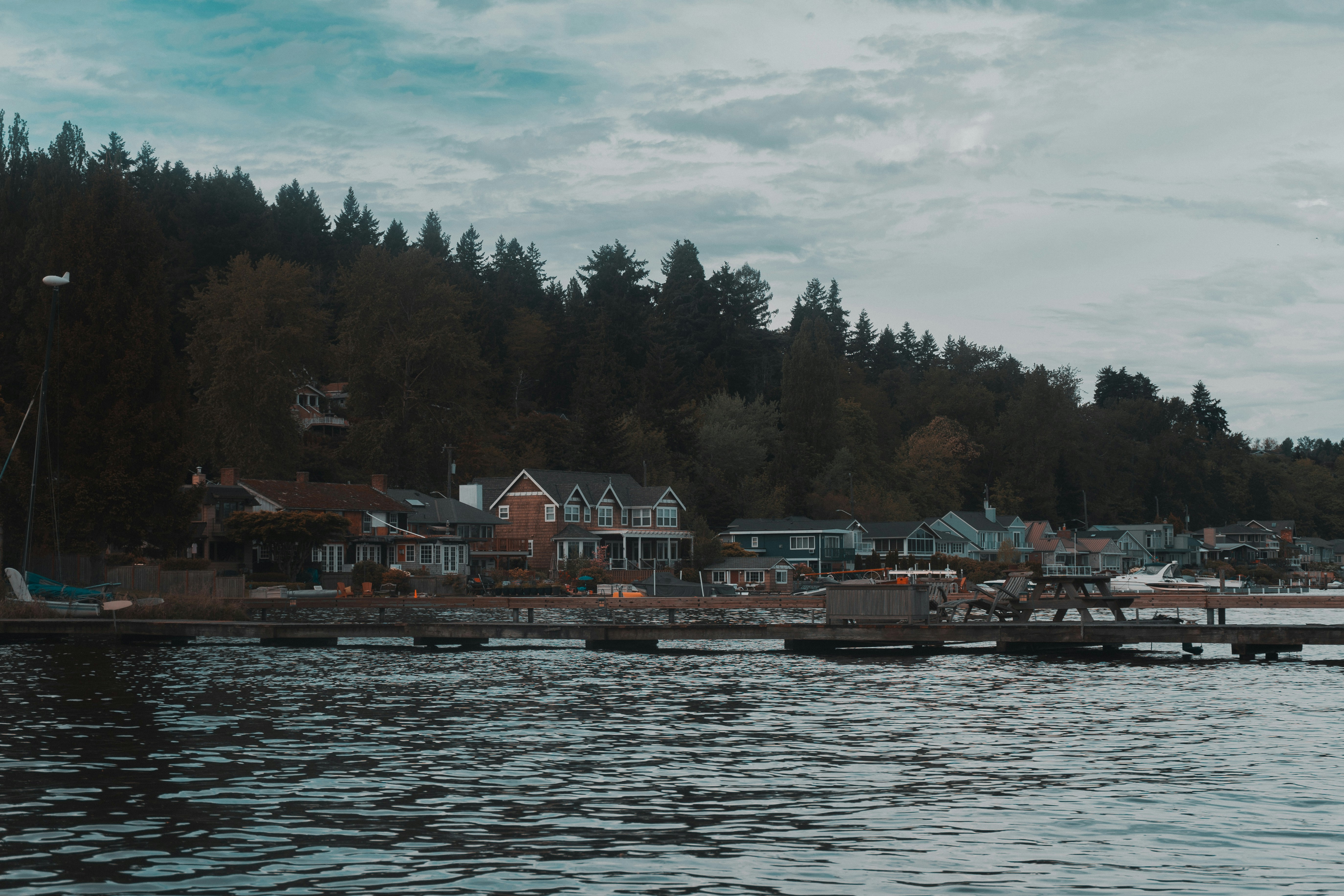 Lakeside Village Between Pines: Docks, Boats, and Quiet Homes