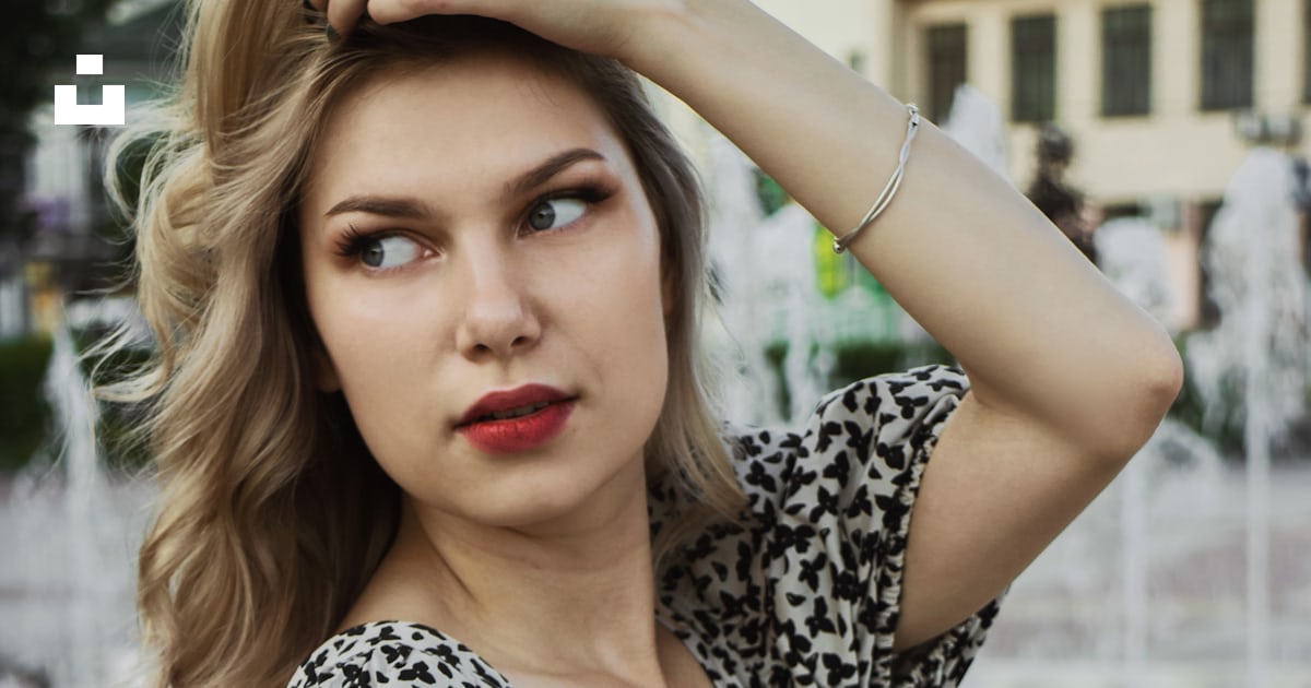 Foto Mujer Con Camisa Con Estampado De Leopardo En Blanco Y Negro