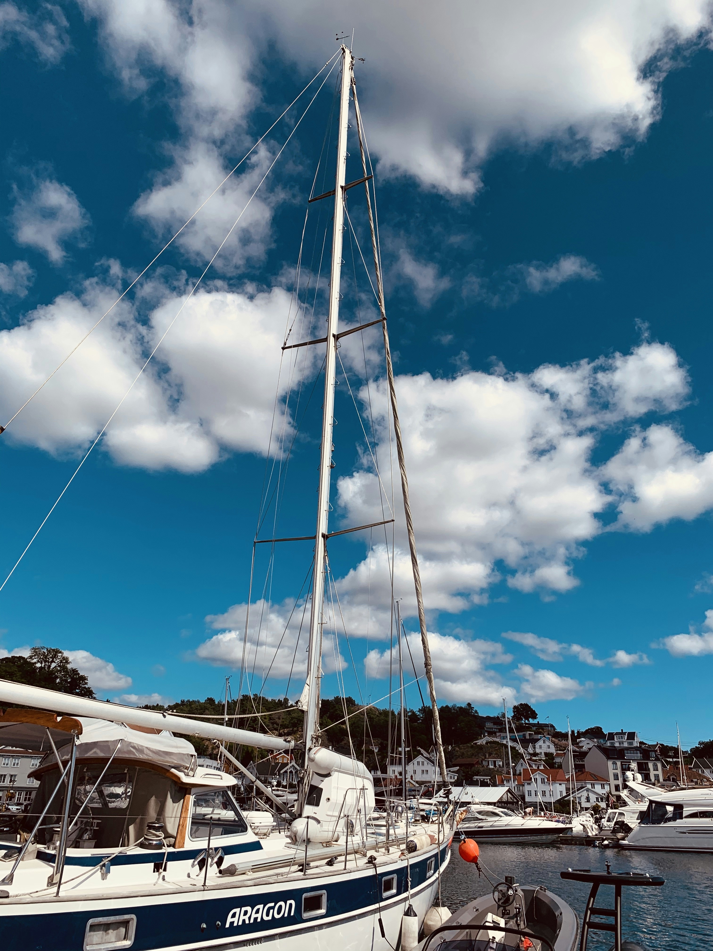 Mast Reaches Skyward Over a Sunlit Marina