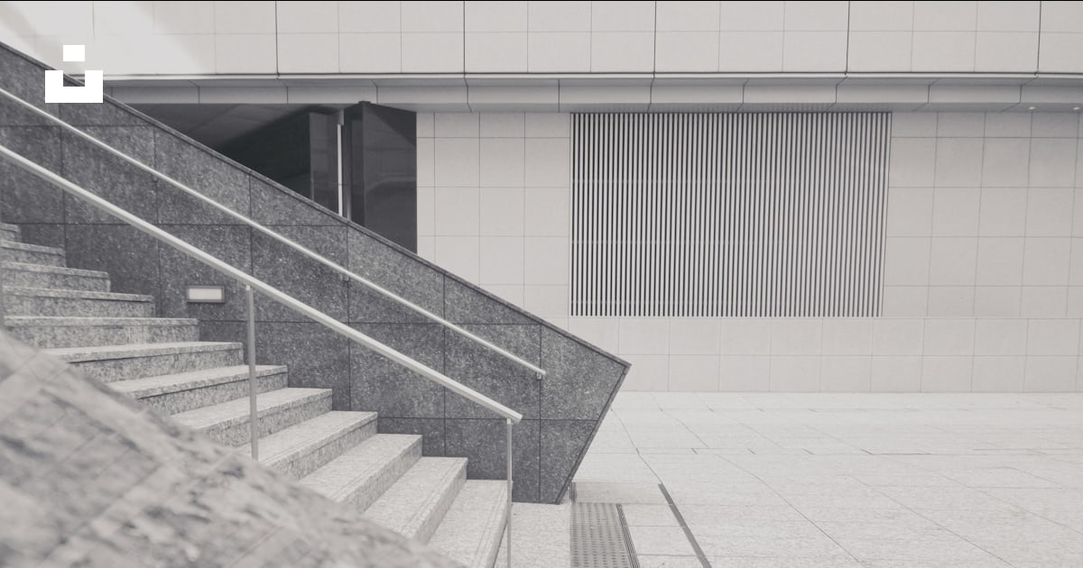 灰色のコンクリートの床に黒い金属の手すりの写真 Unsplashの無料グレー写真