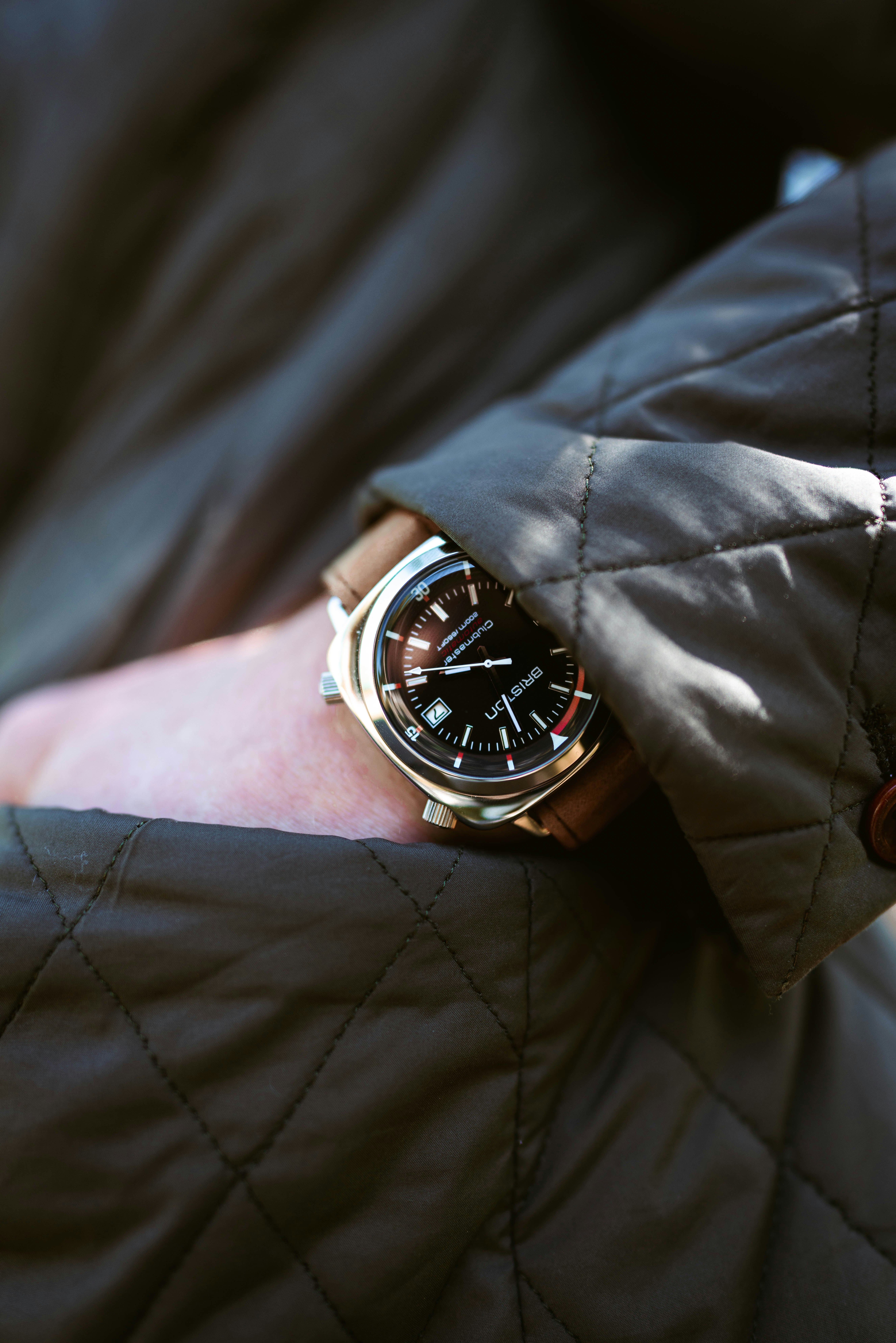 Foto Persona con reloj analógico plateado y dorado – Imagen Estilo ...