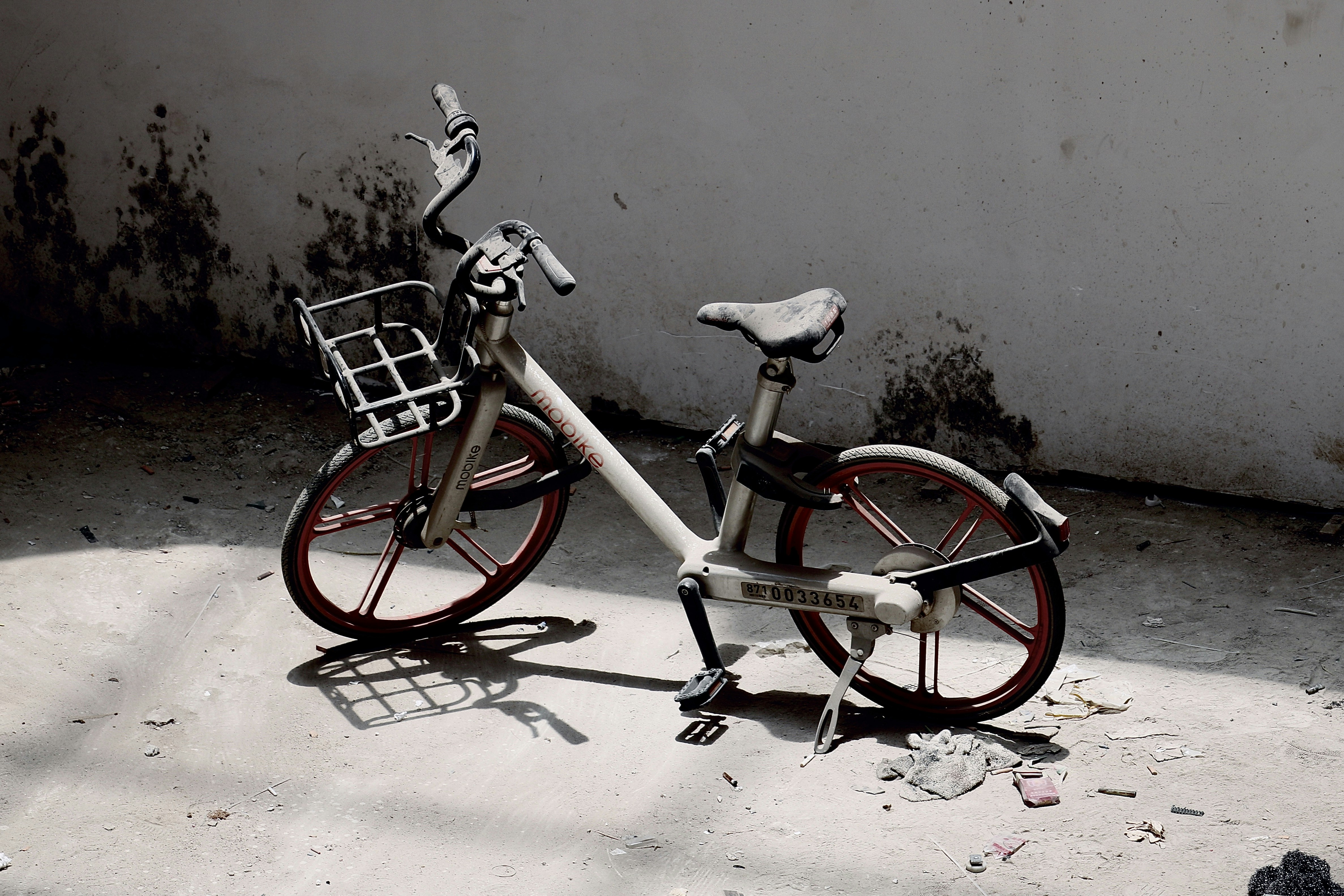 Red city bike on gray concrete floor photo – Free Grey Image on Unsplash