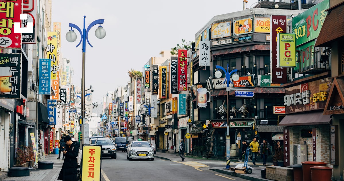 고층 건물이 가득한 도시 거리 사진 Unsplash의 무료 쥐드코리아 이미지