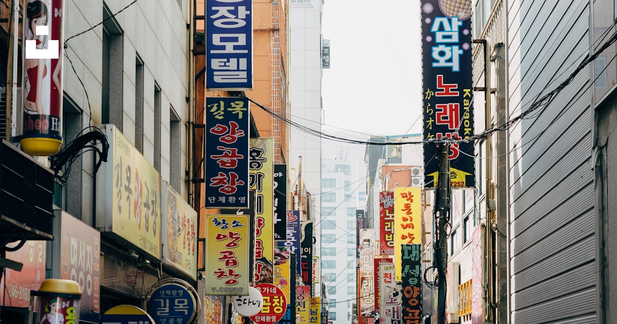 낮에 건물 근처 보도를 걷는 사람들 사진 Unsplash의 무료 쥐드코리아 이미지