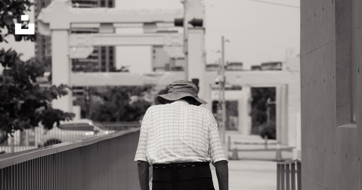 흑백 체크 긴 소매 셔츠와 검은 색 바지를 입은 남자의 그레이 스케일 사진 사진 Unsplash의 무료 회색 이미지