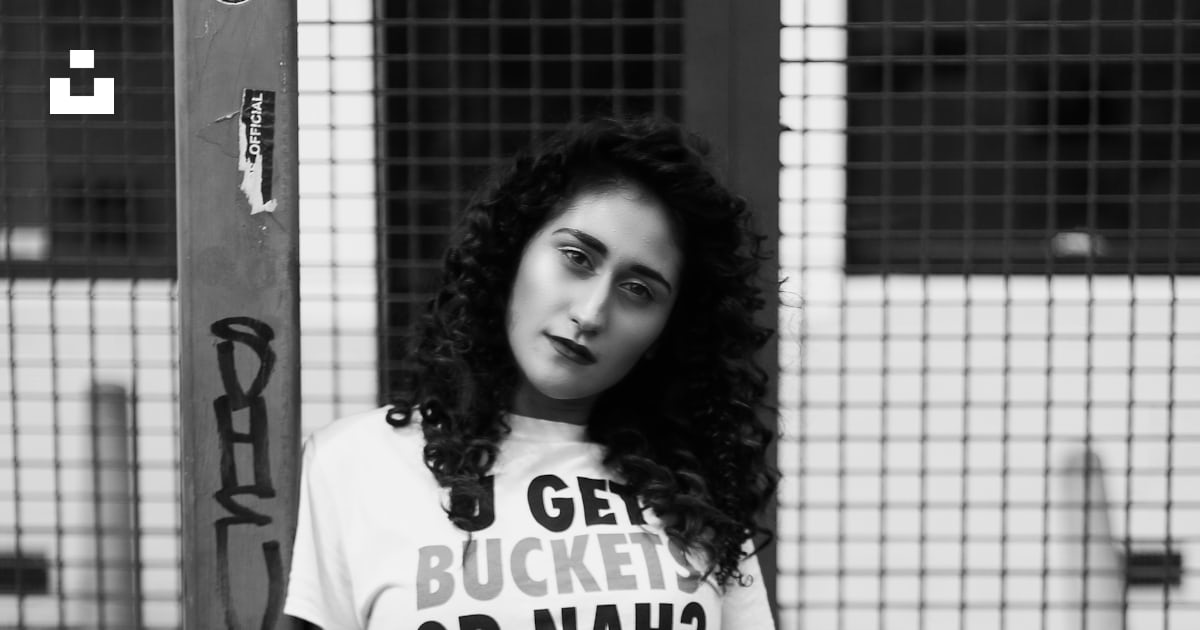 Foto Mujer Con Camiseta Blanca Y Negra Con Cuello Redondo Y Pantalones