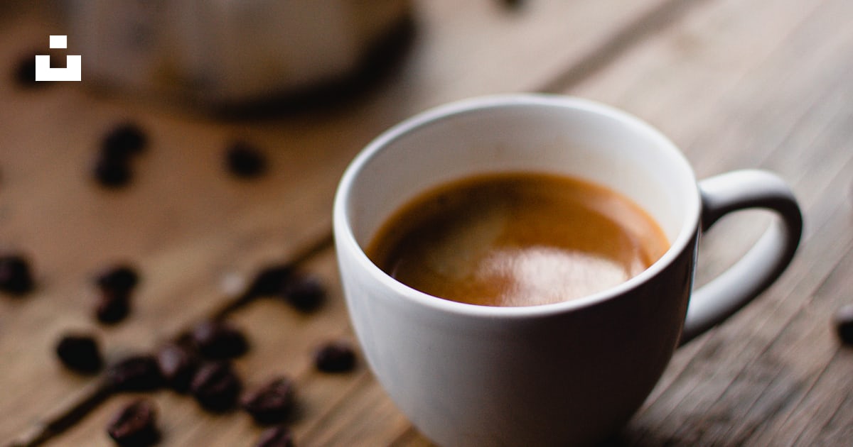 Tasse En Céramique Blanche Avec Café Sur Table En Bois Brun Photo