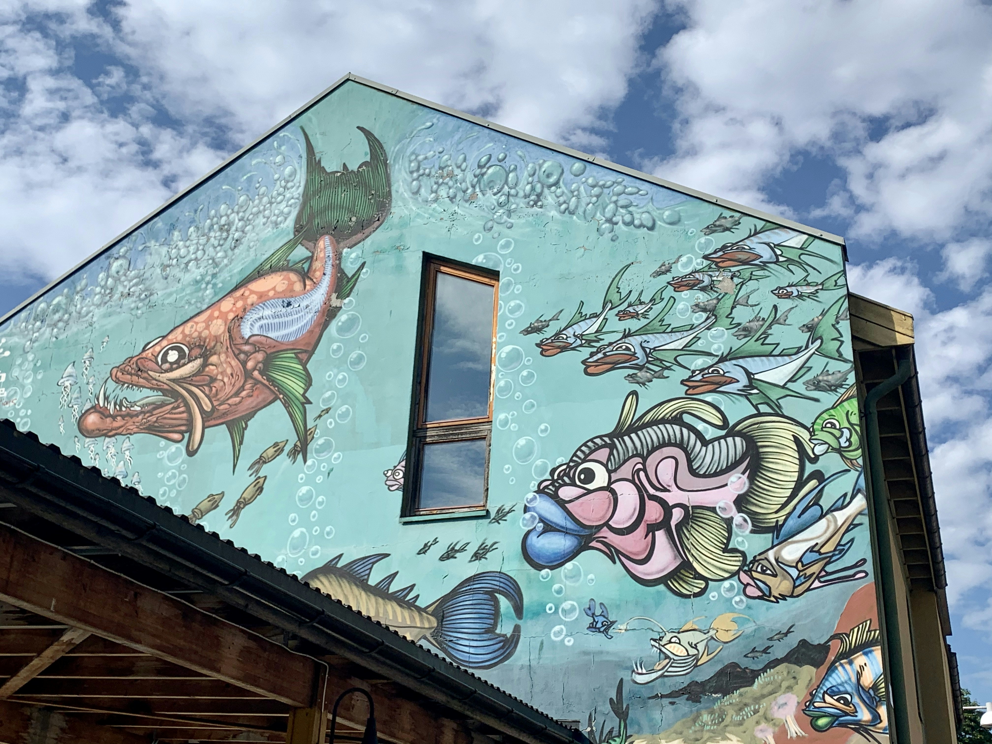 Gabled Reef: A City-Wall Muralscape of Vibrant Fish and Bubbles