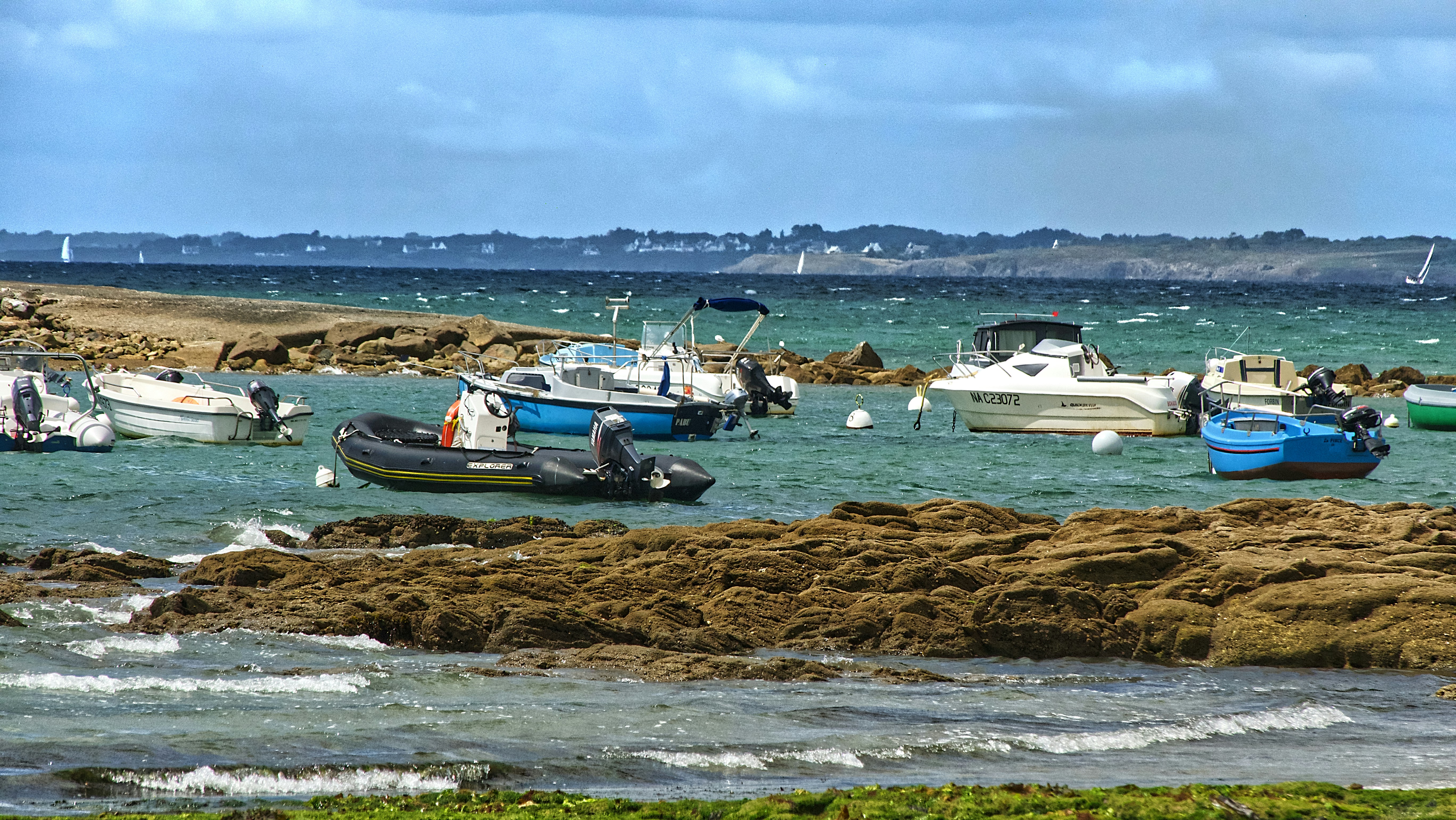 Bateau blanc et rouge sur le rivage de la mer pendant la journée photo ...