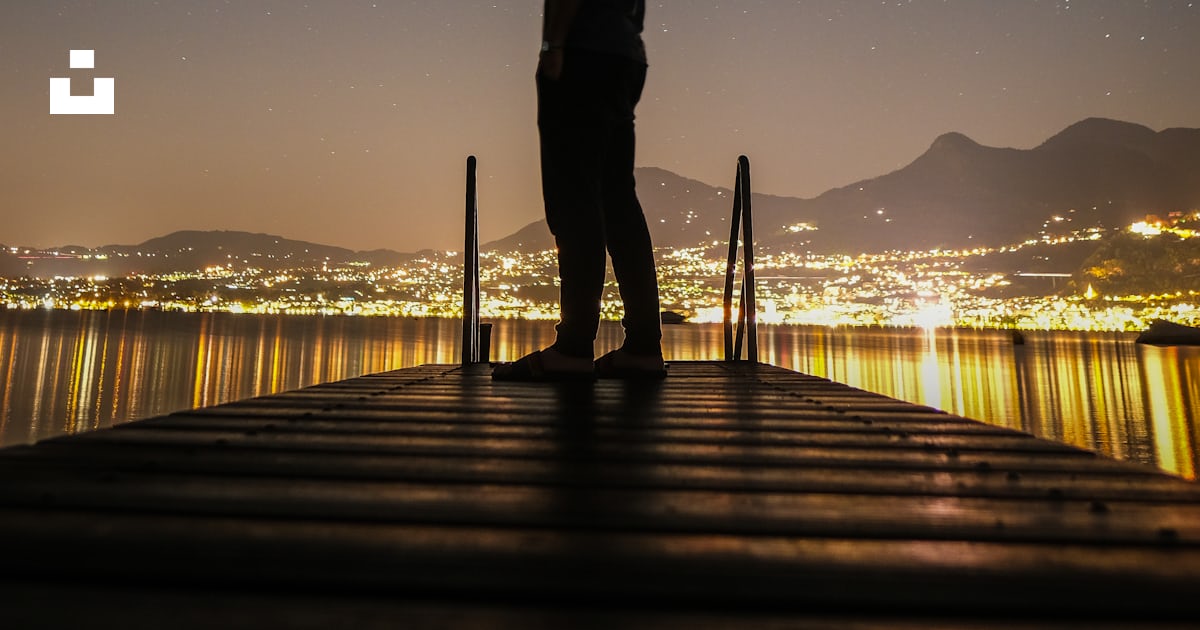 Silueta Del Hombre De Pie En El Muelle Durante La Noche Foto Imagen