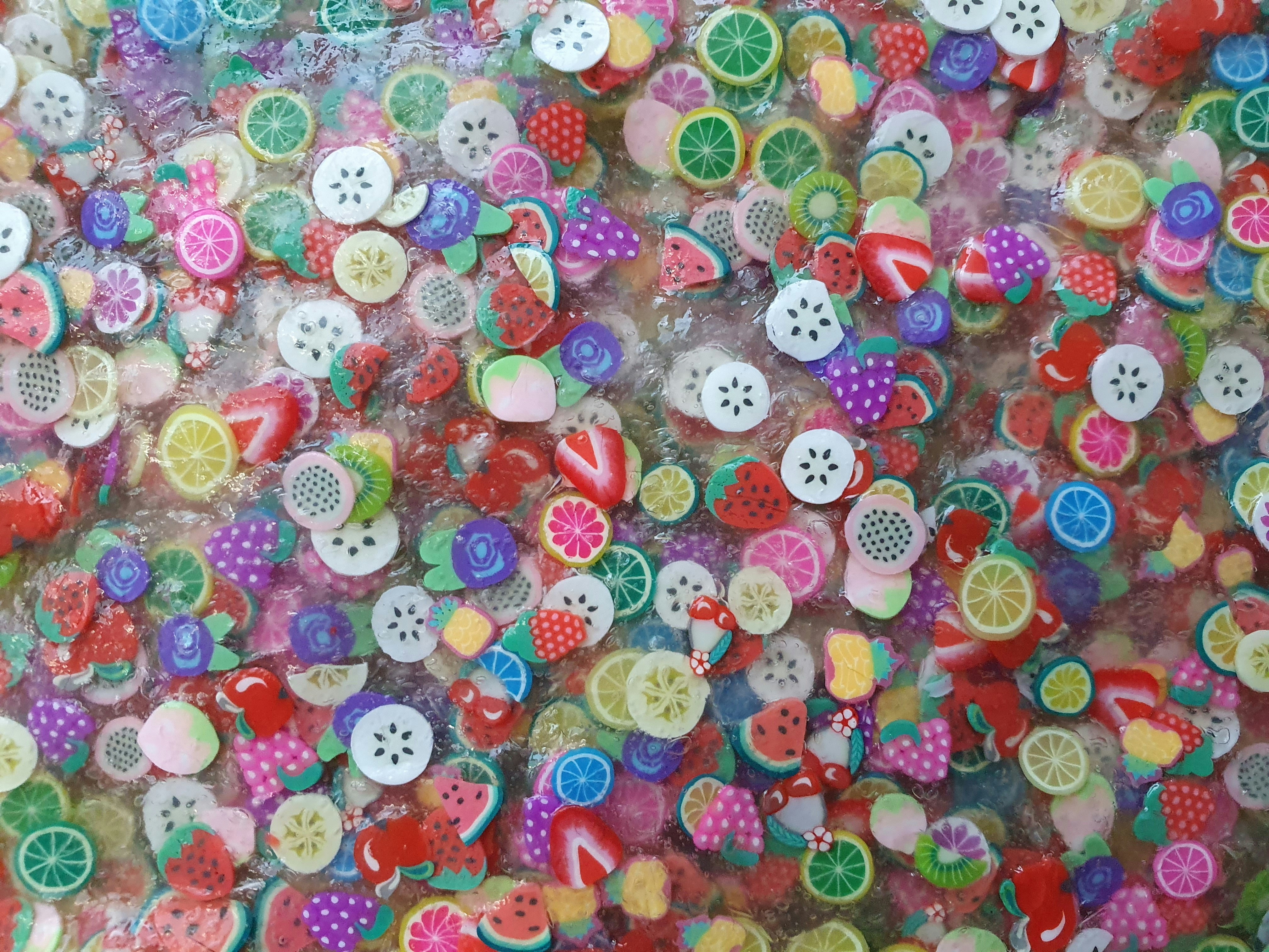 Foto Una pila de botones de colores sentados encima de una mesa ...