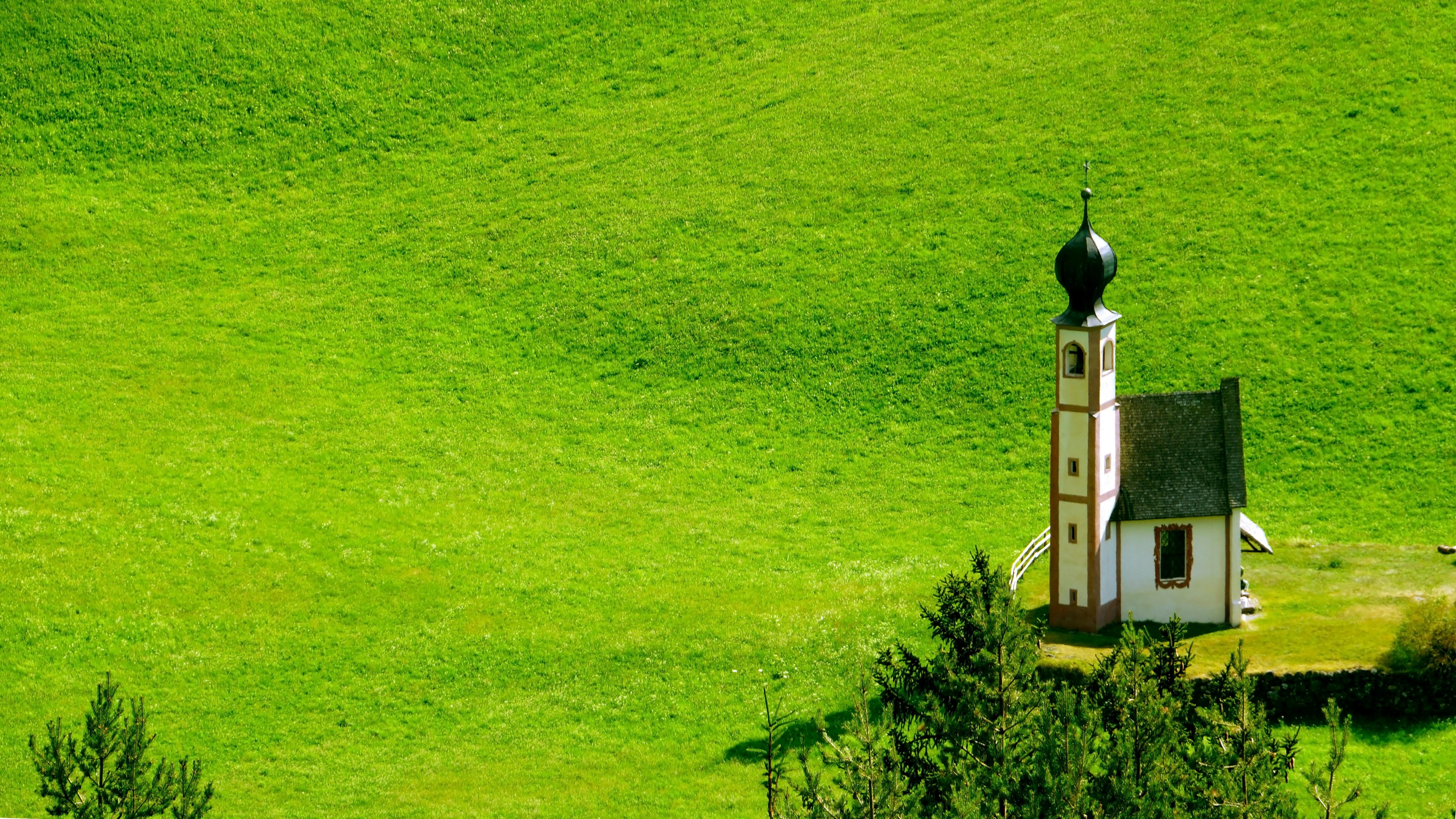Emerald Ridge Chapel: A White Sanctuary Nestled on a Rolling Green Slope