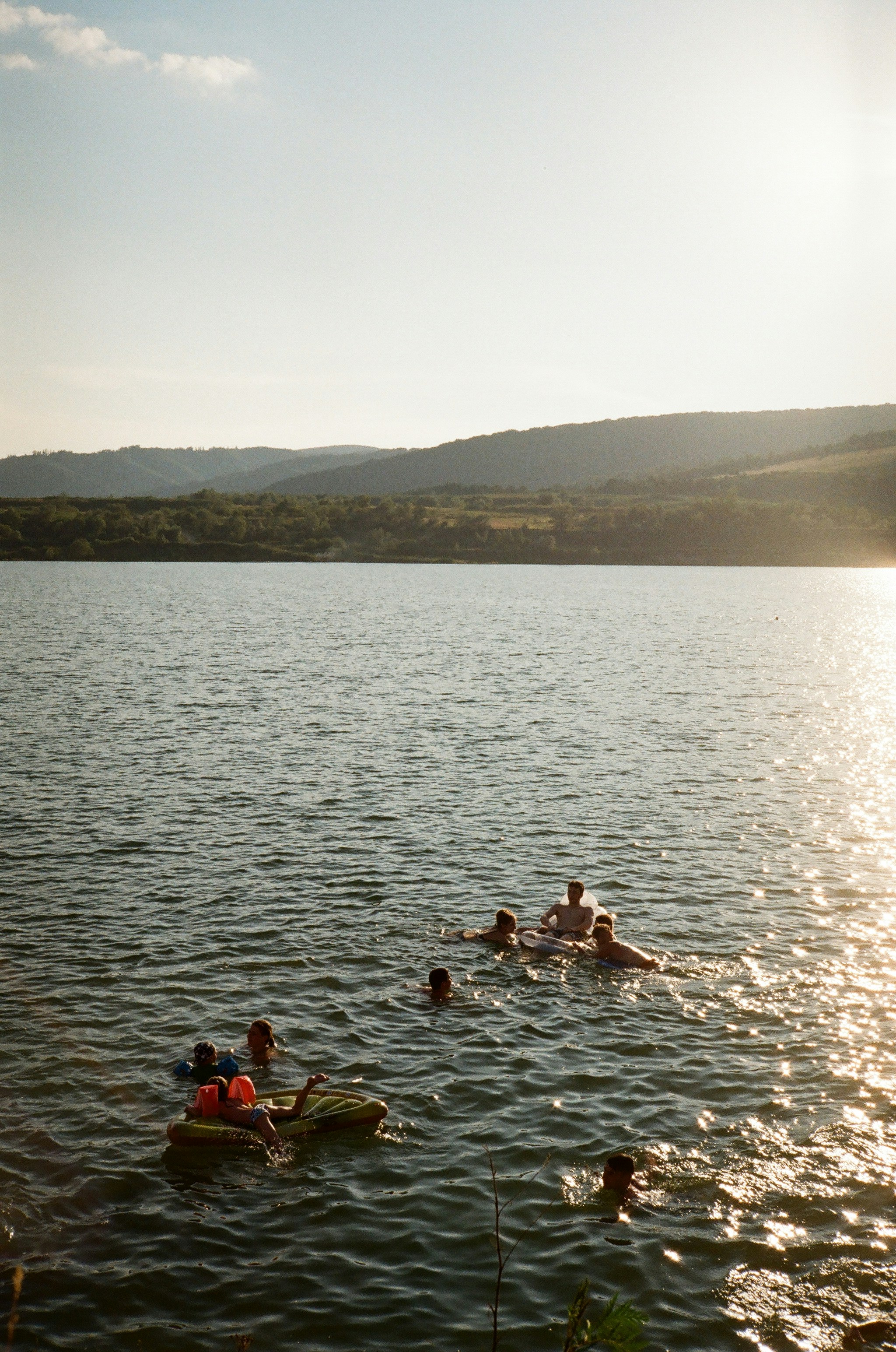 Foto Personas nadando en el mar durante el día – Imagen Gris gratis en ...