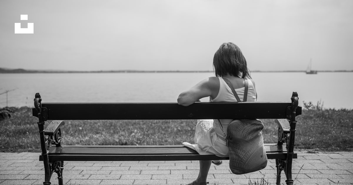 Foto Niña Sentada En Un Banco En Fotografía En Escala De Grises