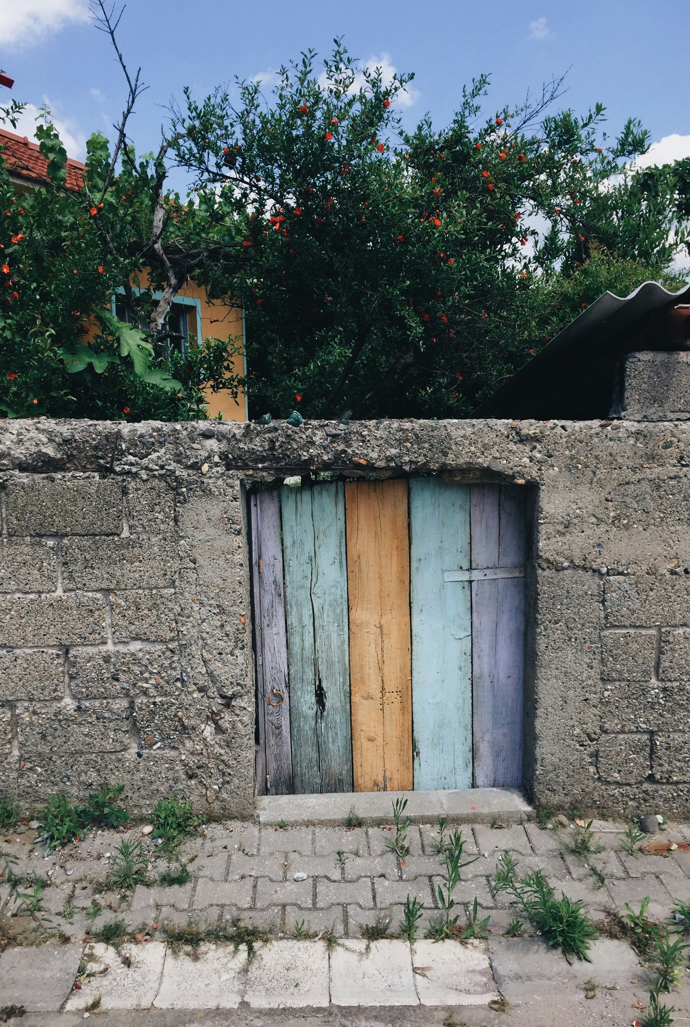 Porte en bois bleu sur mur en béton gris photo – Photo Turquie Gratuite ...