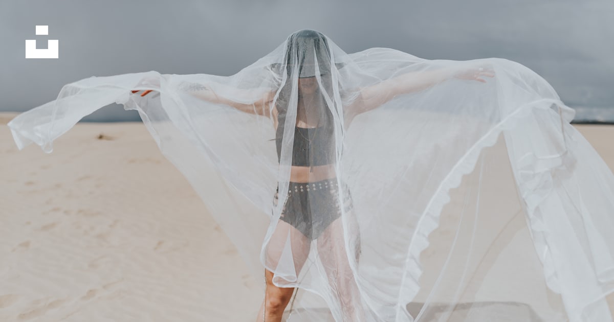 하얀 웨딩 드레스와 하얀 모래 위에 서 있는 검은 가죽 부츠를 신은 여자 사진 Unsplash의 무료 회색 이미지