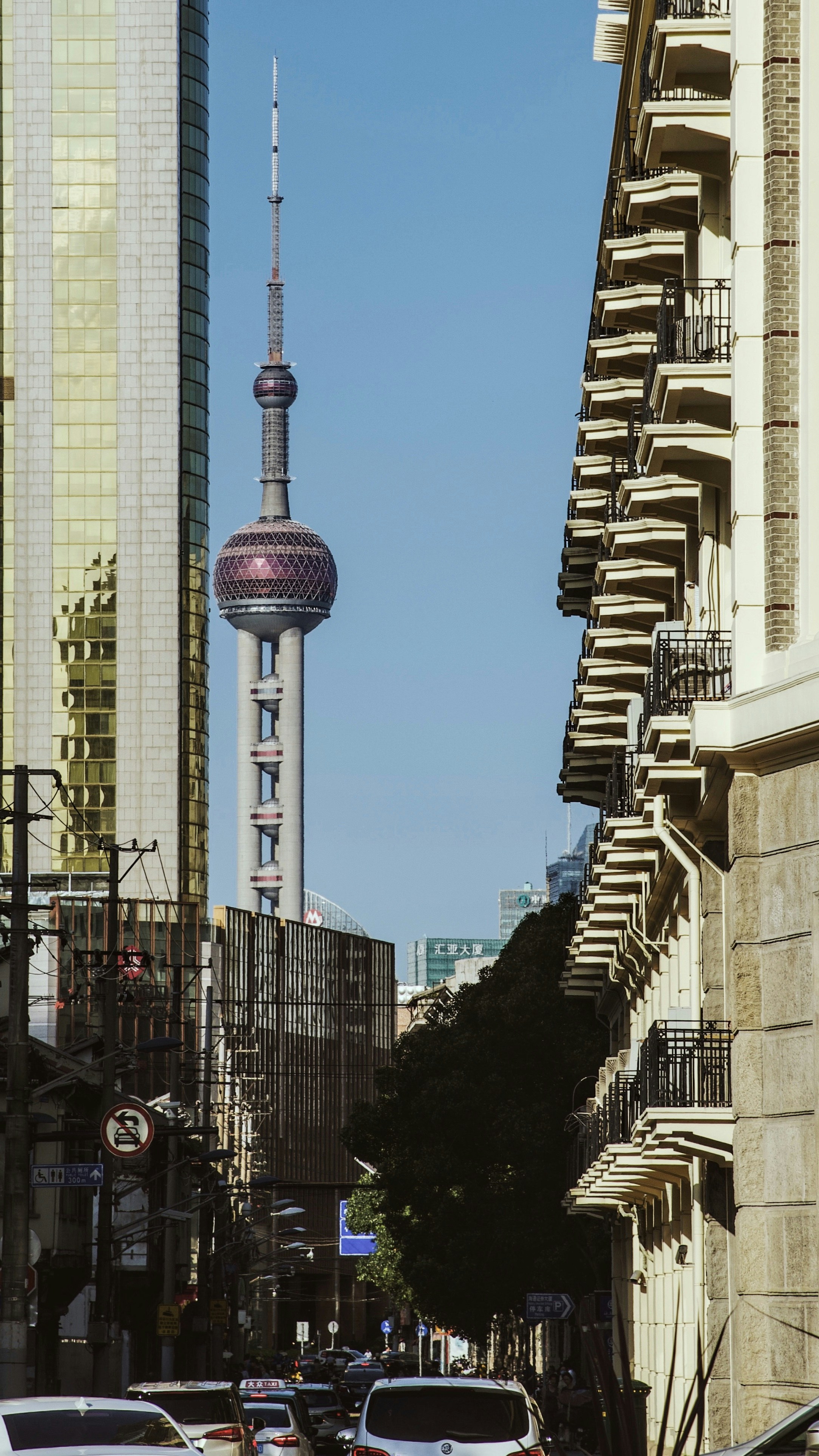 Urban Symmetry: The Iconic Shanghai Skyline