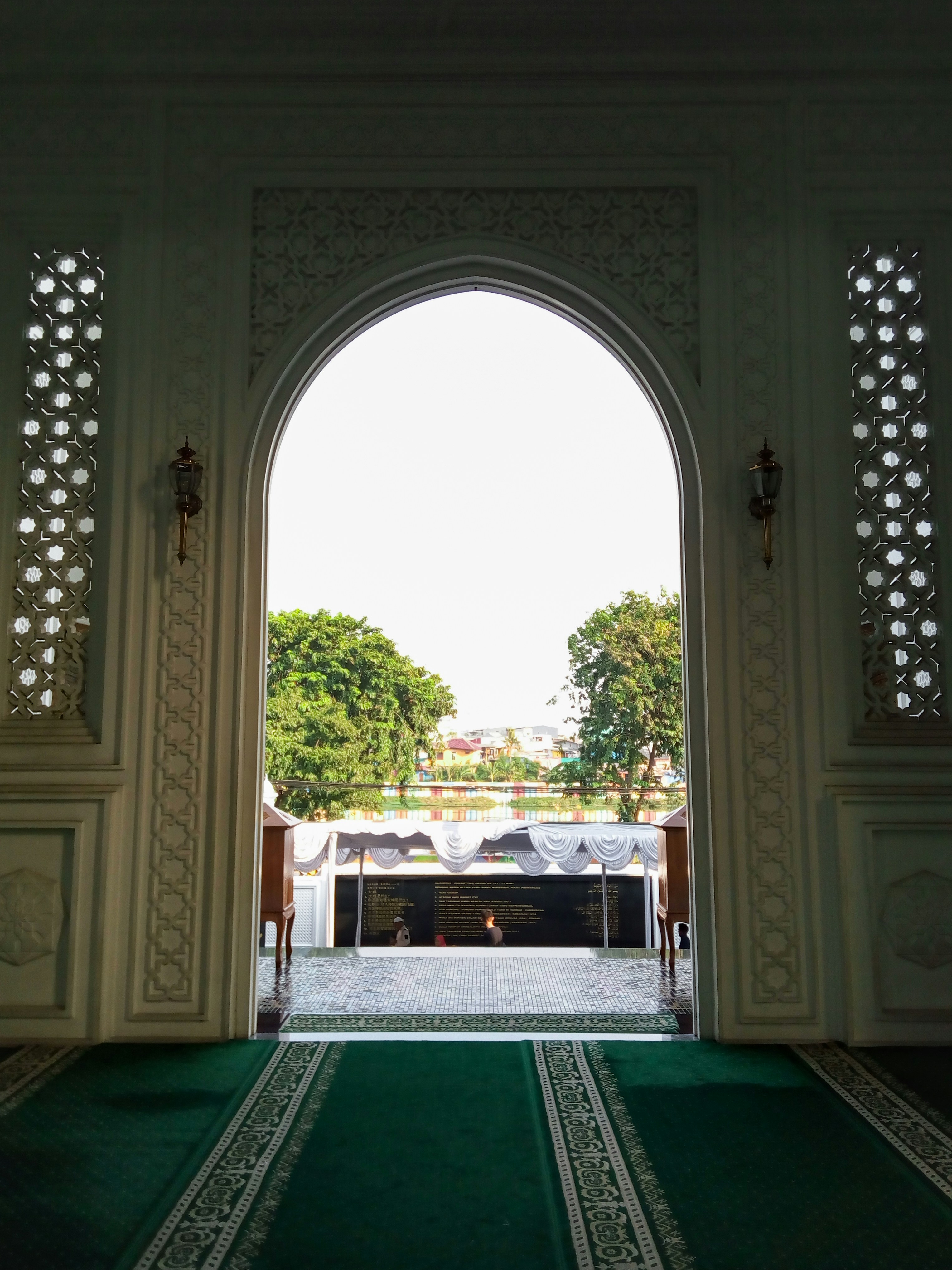Green and white stripe carpet photo – Free Architecture Image on Unsplash