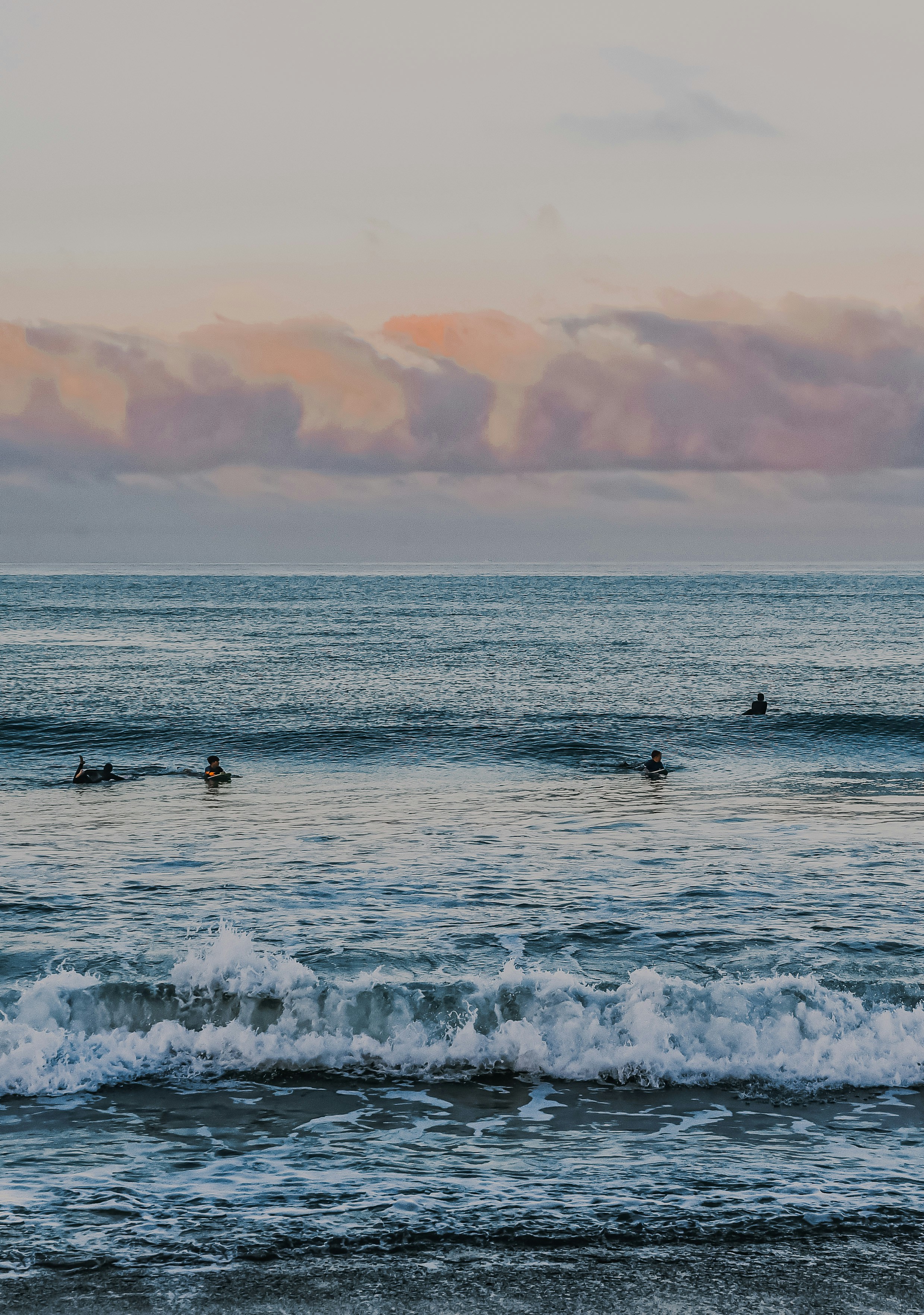 Foto Gente surfeando sobre las olas del mar durante el día – Imagen ...
