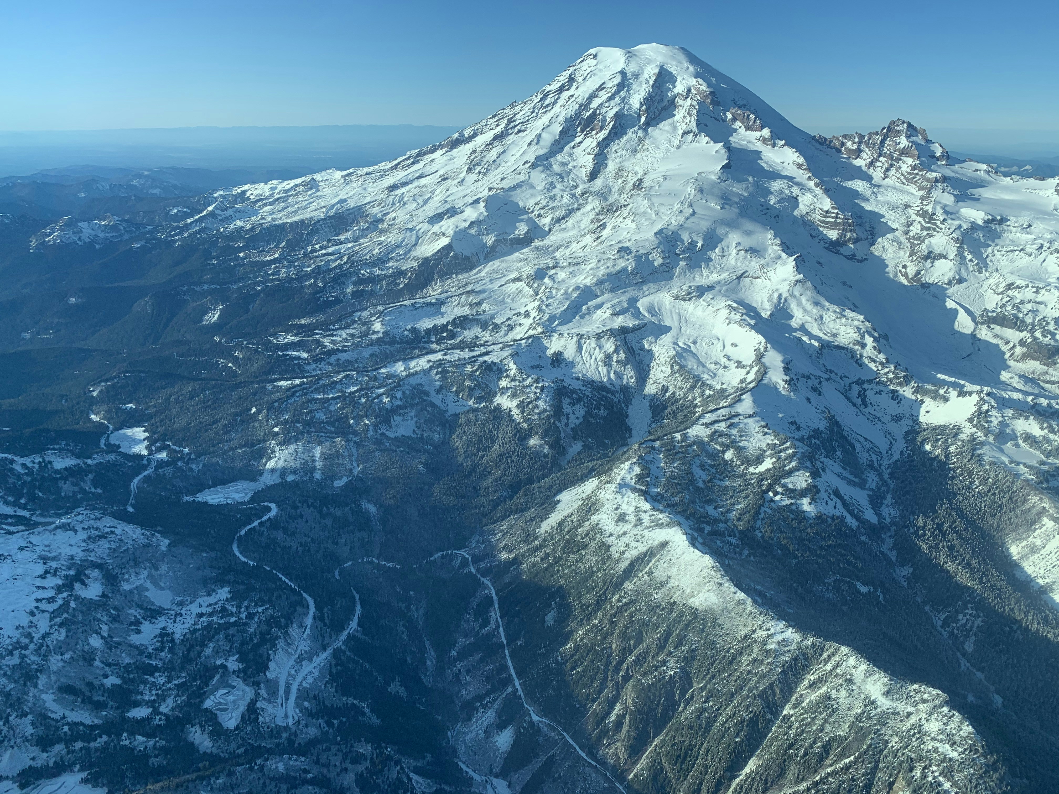 Foto Vista aérea de la montaña cubierta de nieve durante el día ...