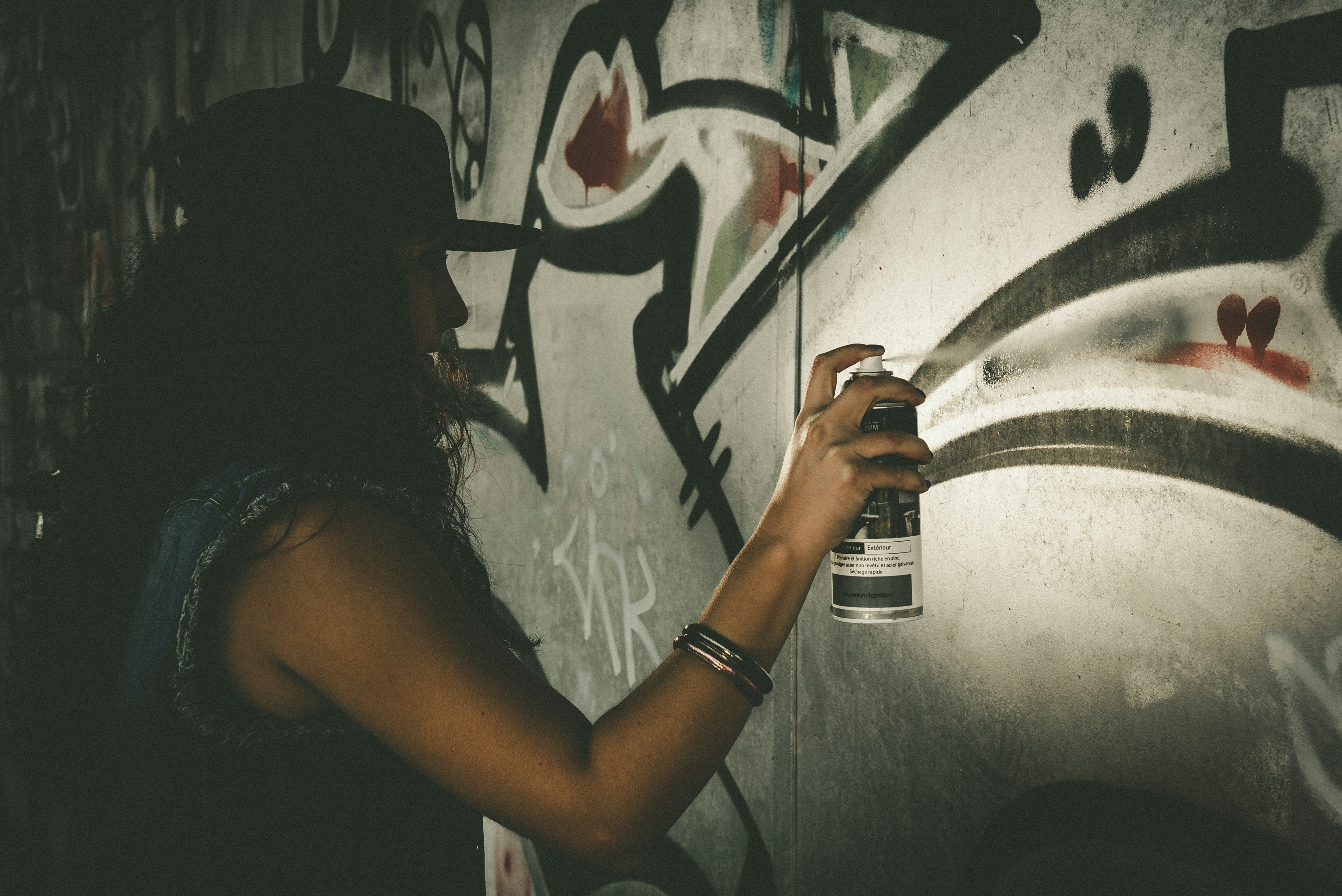 Midnight Aerosol: Crafting Color on a Graffitied Wall
