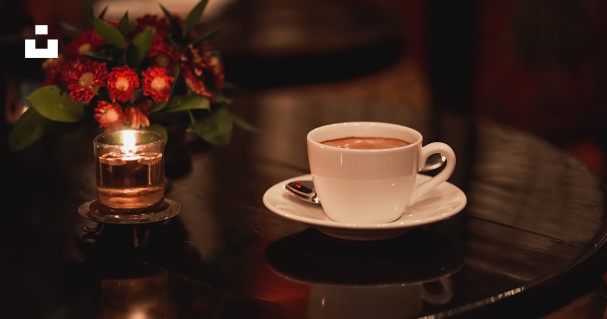 Tasse En Céramique Blanche Sur Soucoupe En Céramique Blanche Photo