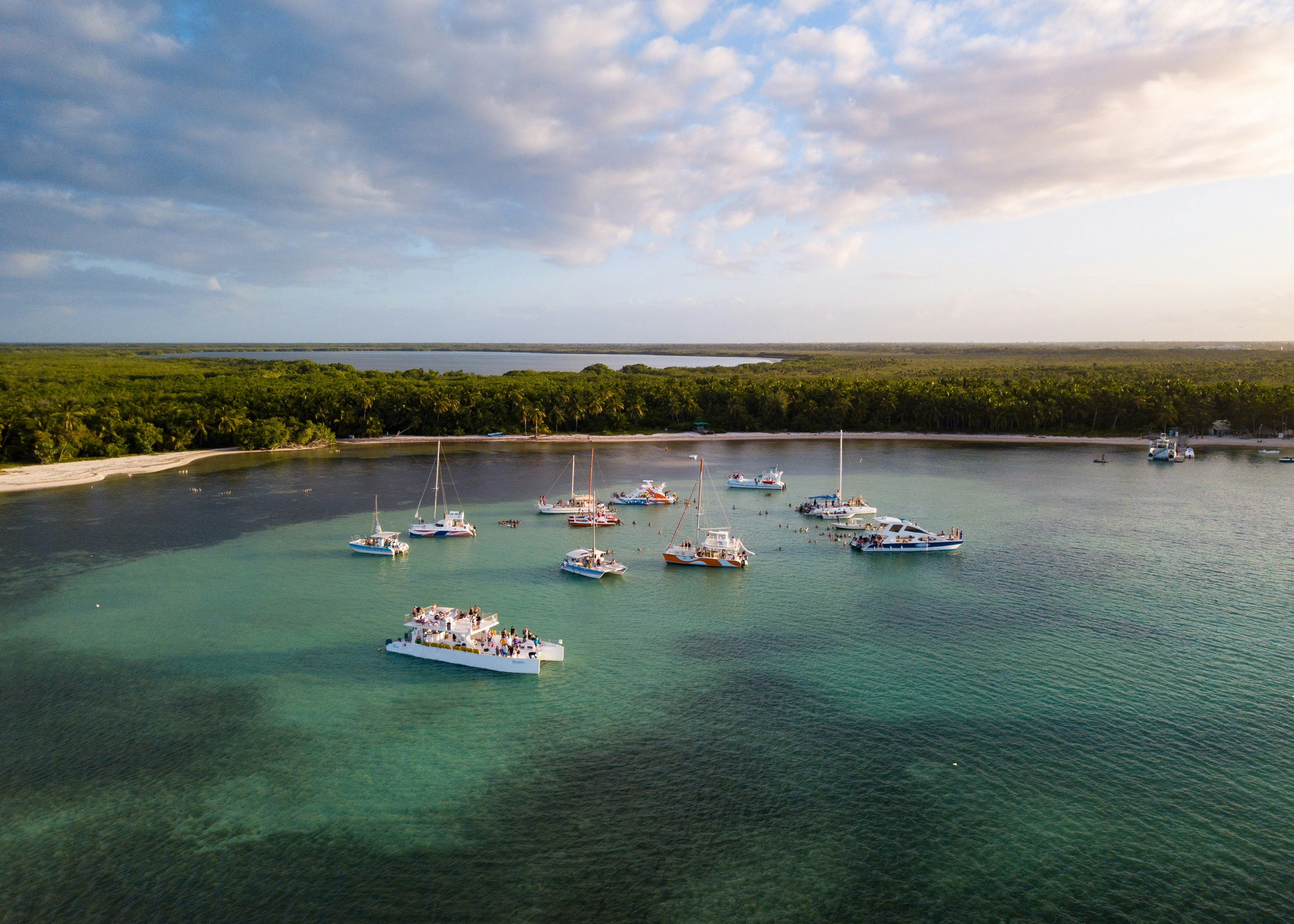 Barco blanco y azul en el mar durante el día foto – Imagen de República ...