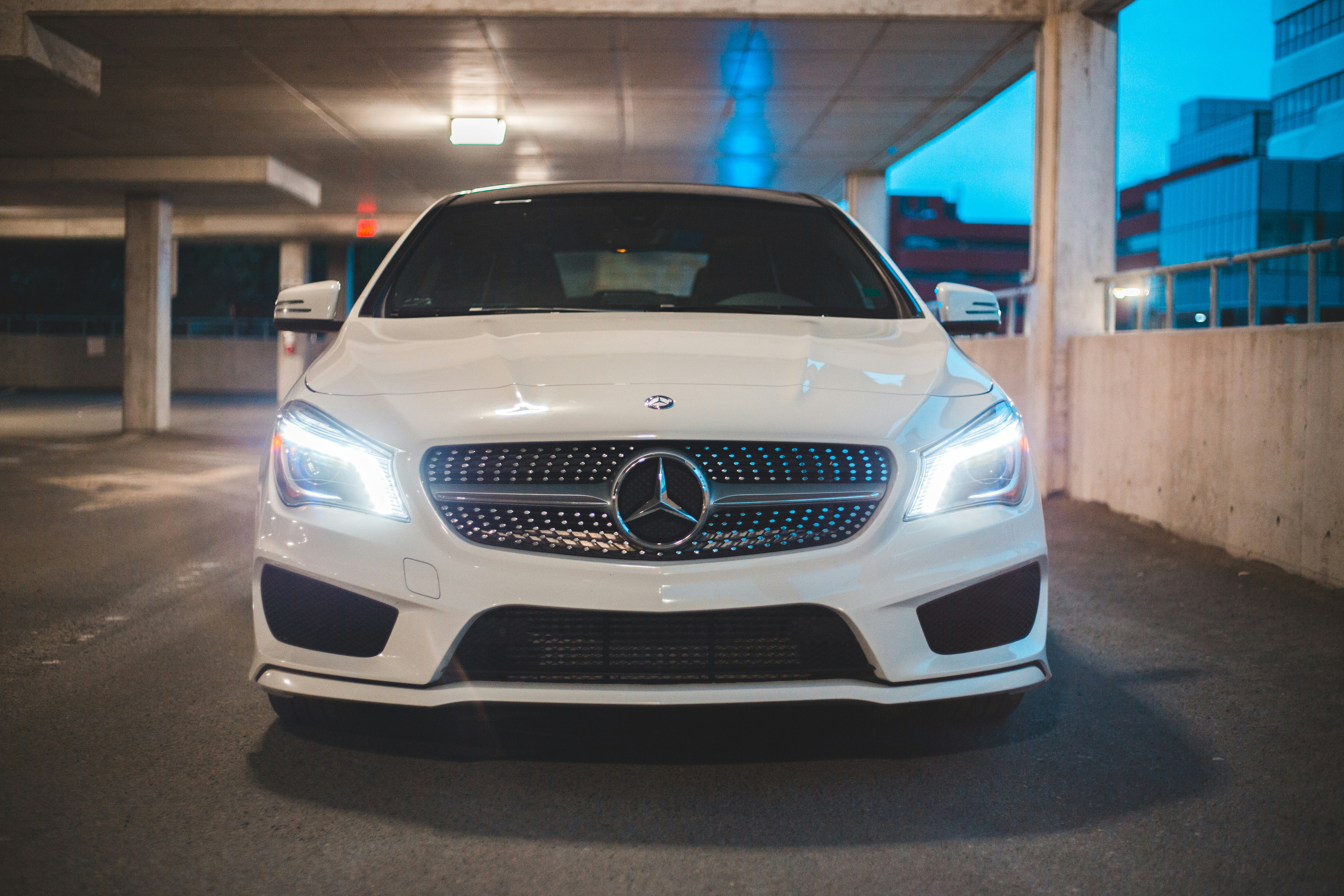 Foto Coche Mercedes Benz blanco en un aparcamiento – Imagen Gris gratis ...