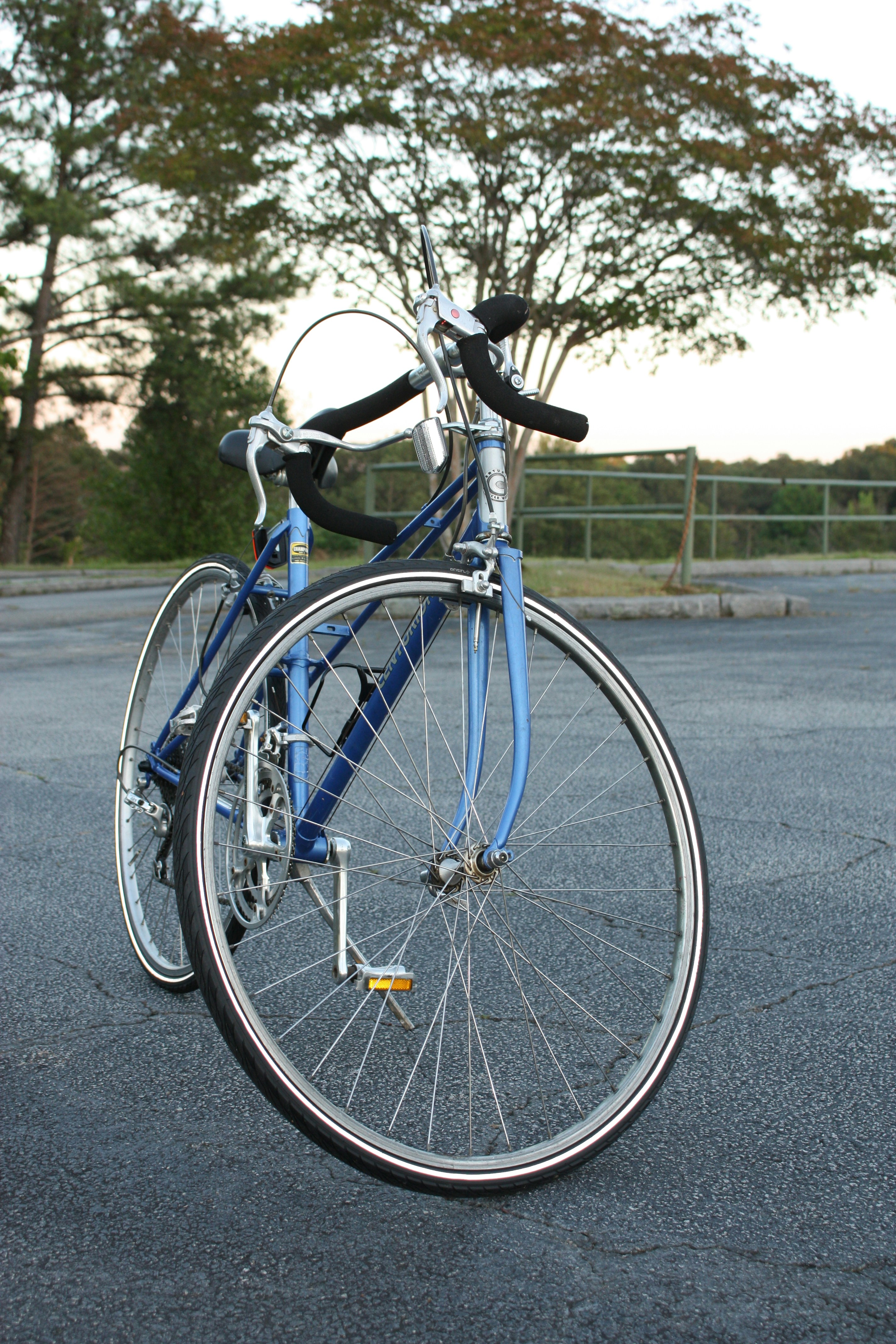 Blue city bike on road during daytime photo – Free Grey Image on Unsplash