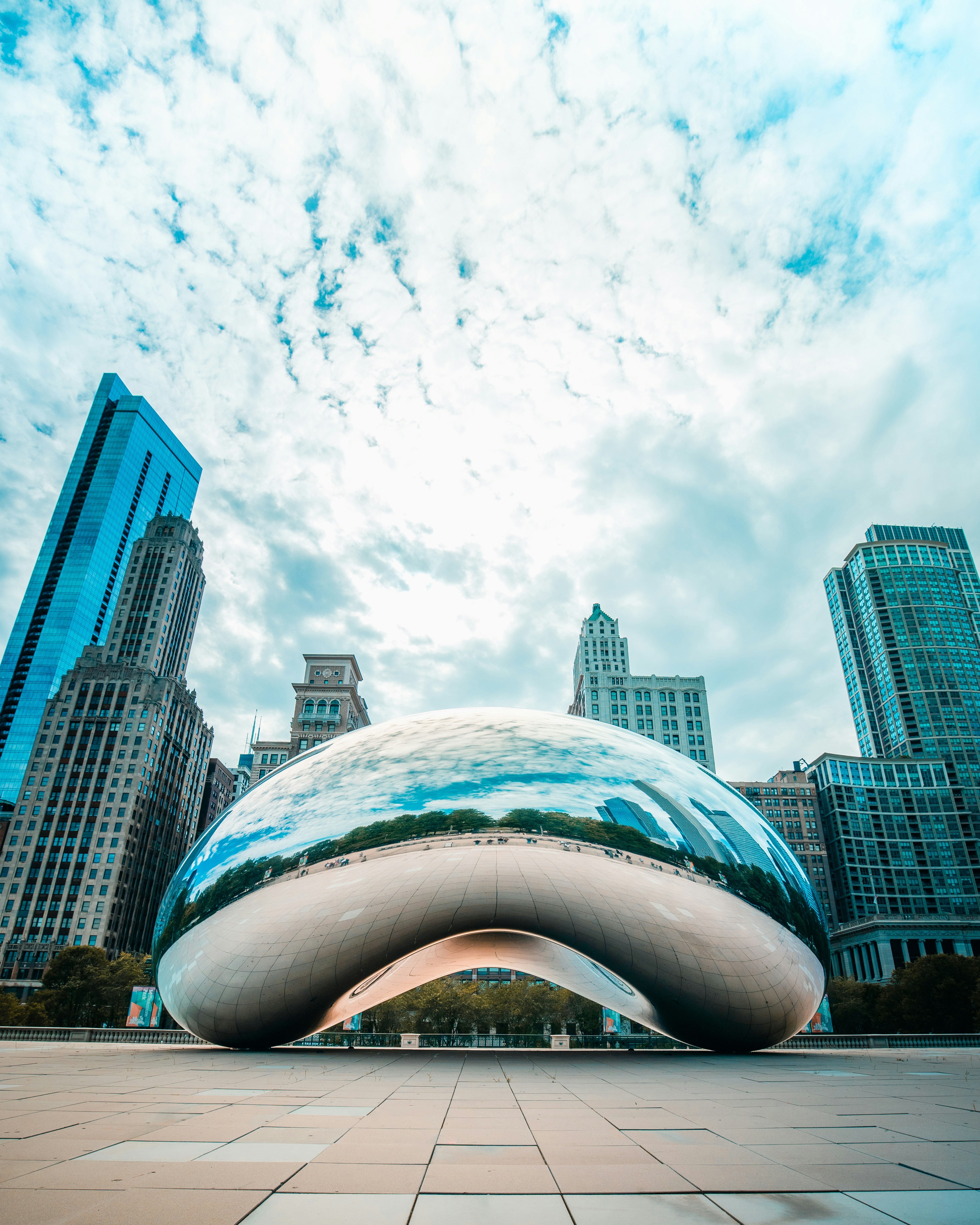 The Bean's Glassy Horizon: Chicago's Urban Mirror