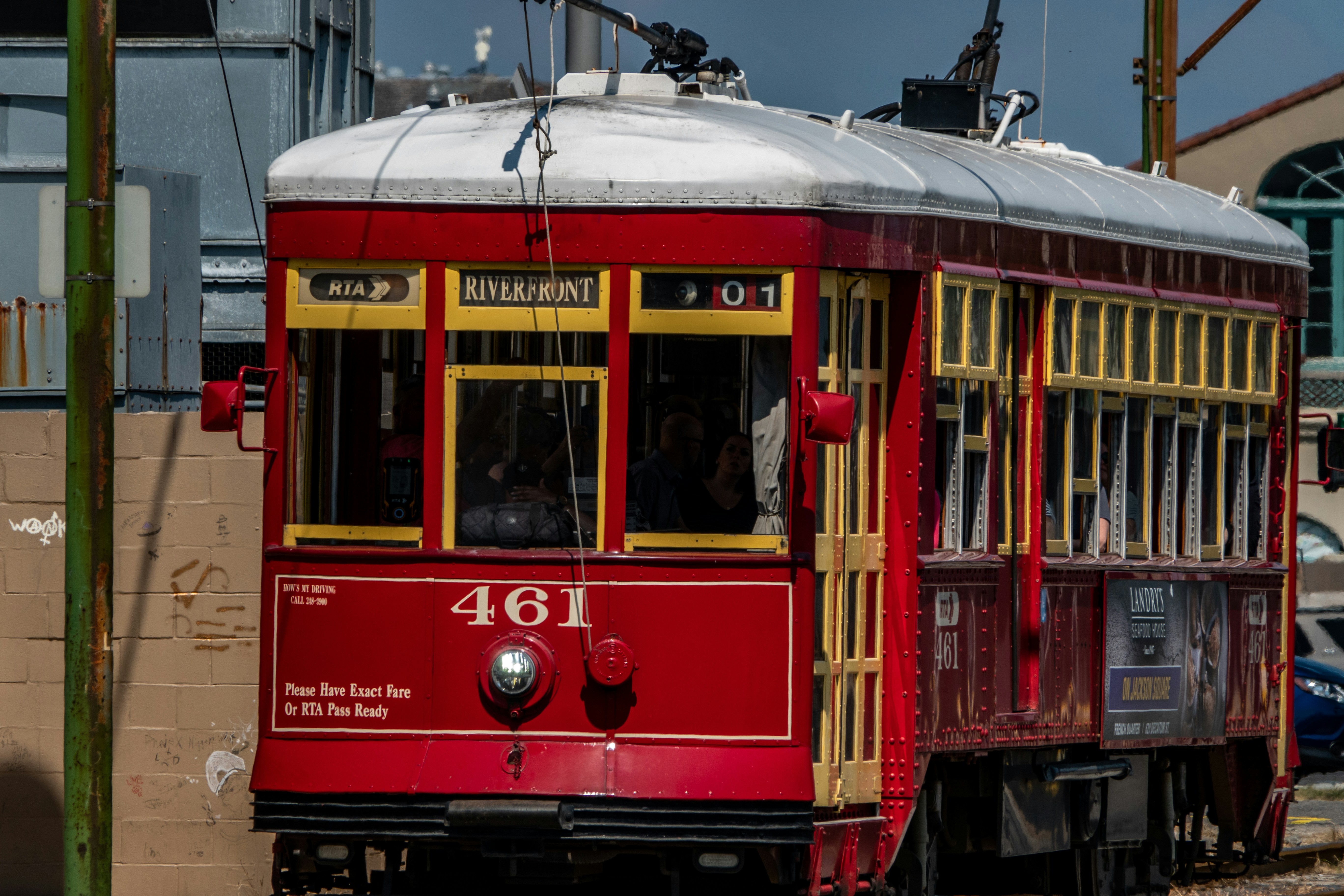 Train rouge et blanc sur rail photo – Photo Transport Gratuite sur Unsplash