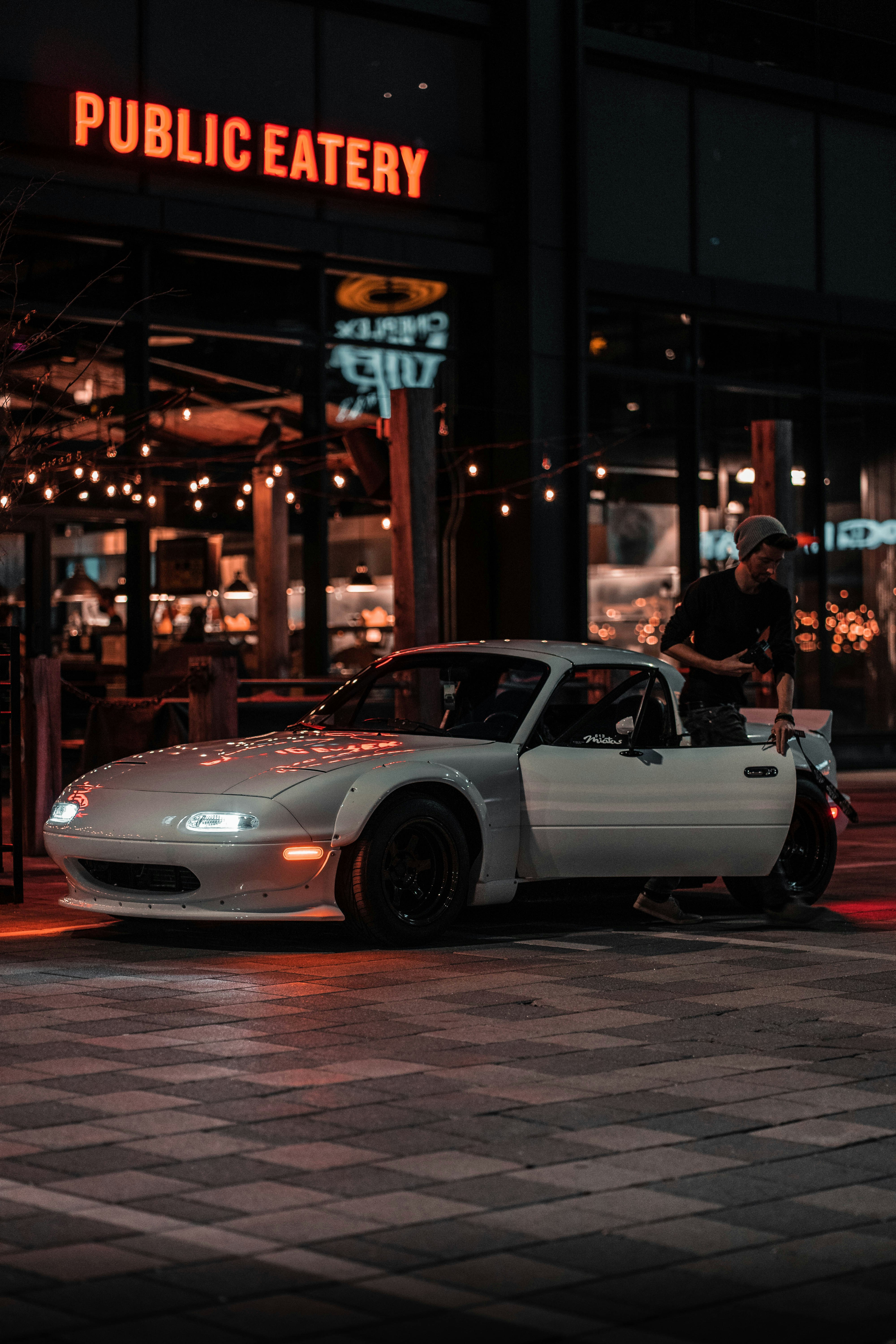 Foto Porsche 911 blanco aparcado en la calle durante la noche – Imagen ...