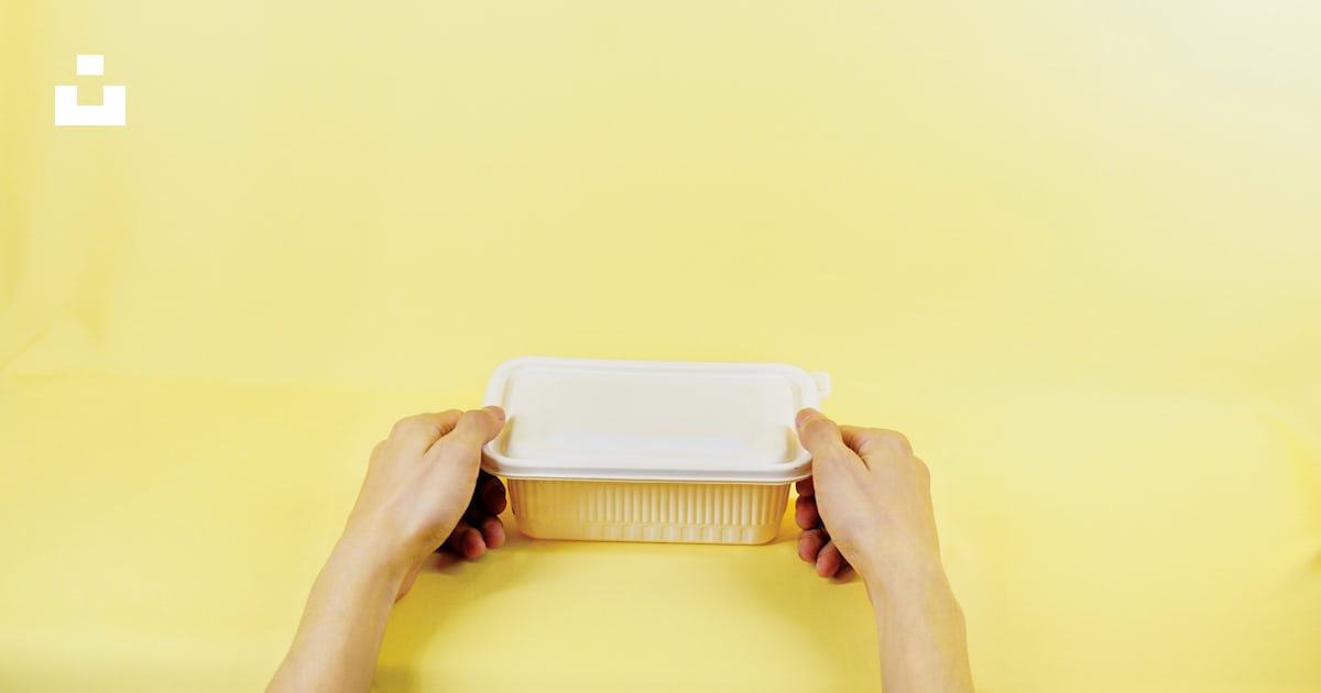 흰색 플라스틱 용기를 들고 있는 사람 사진 Unsplash의 무료 자카르타 이미지
