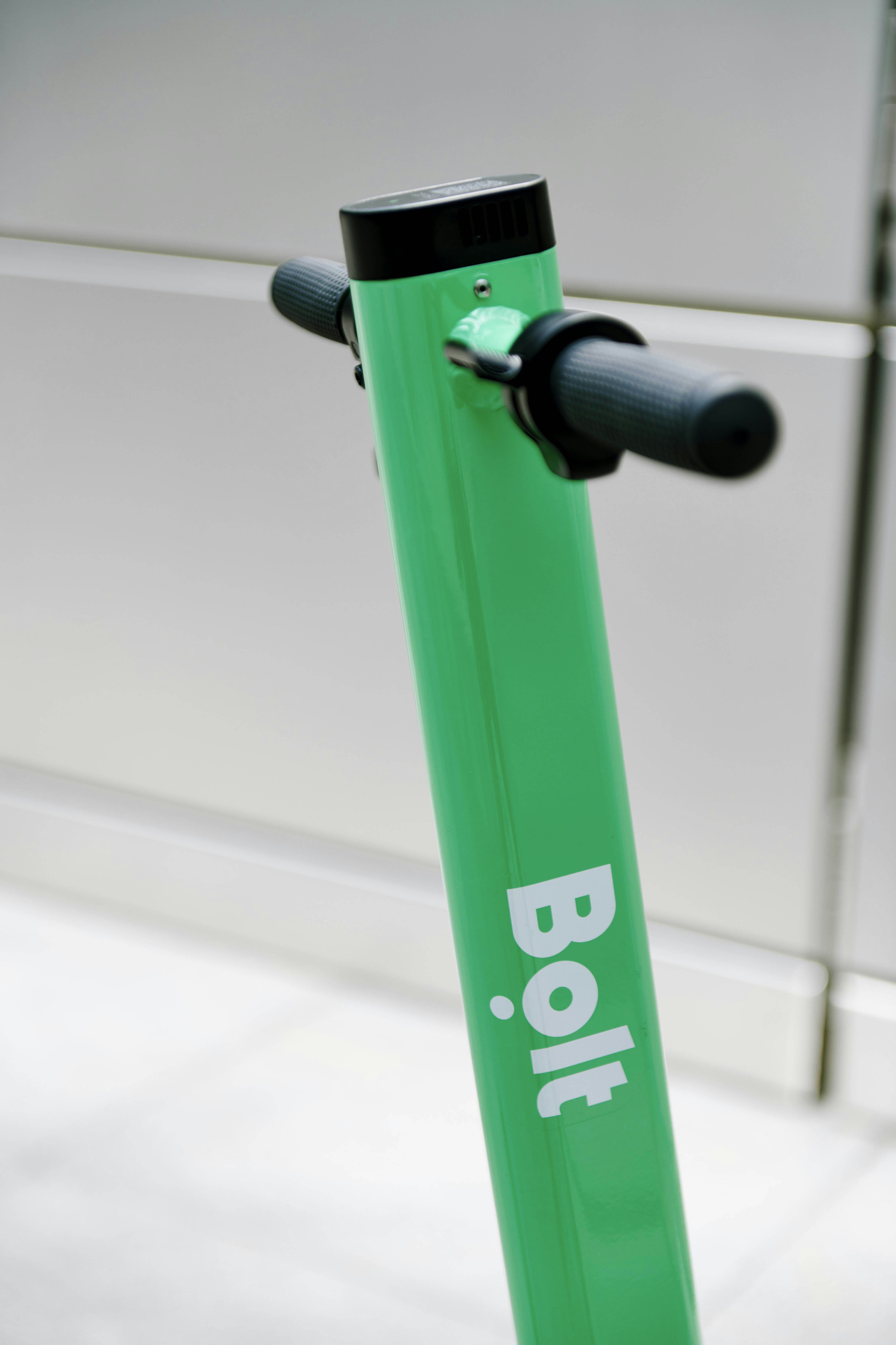 Emerald Pivot: Bolt's Green Post Anchoring the Urban Blur