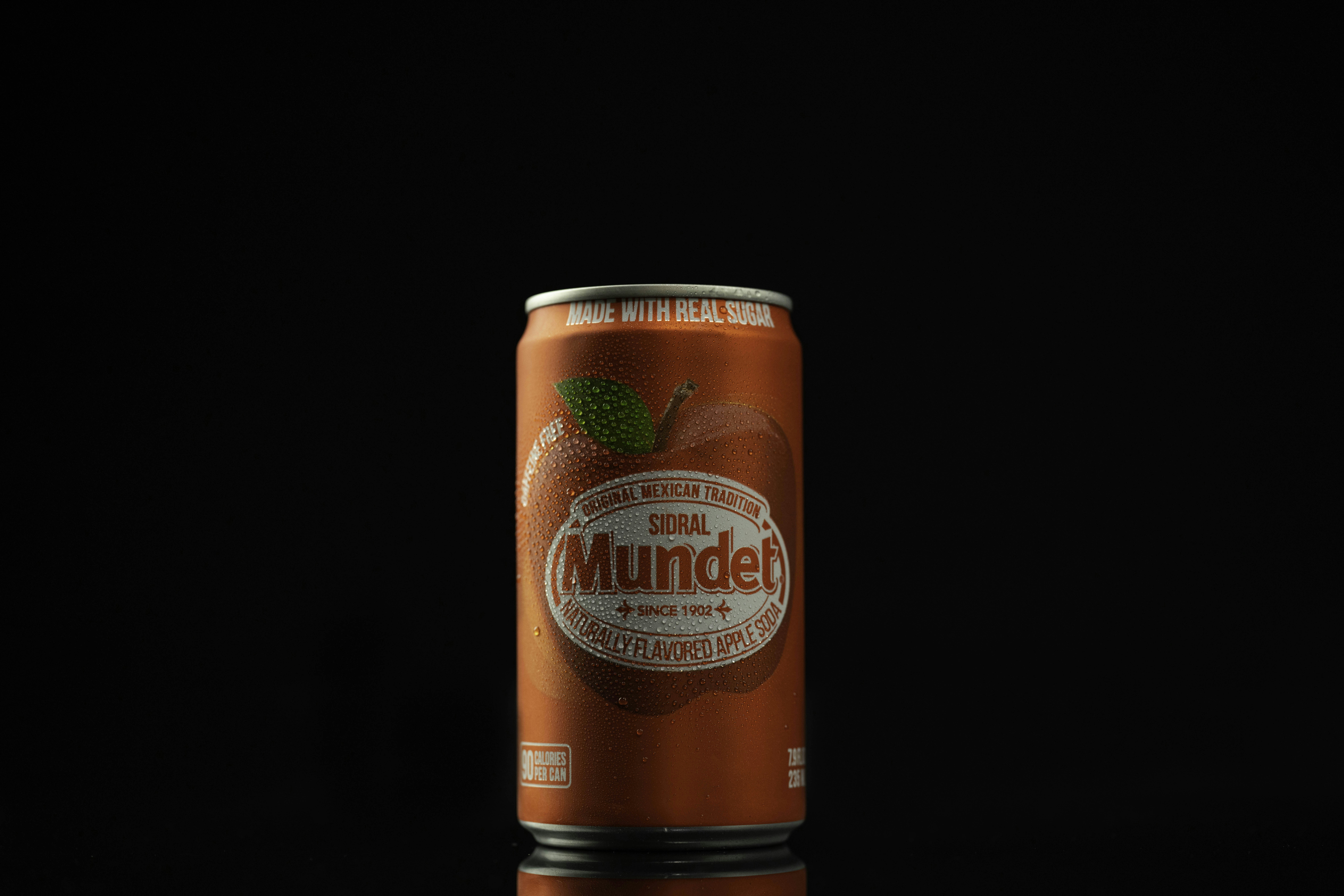 Lata de refresco grande grande naranja roja y blanca foto – Imagen de ...