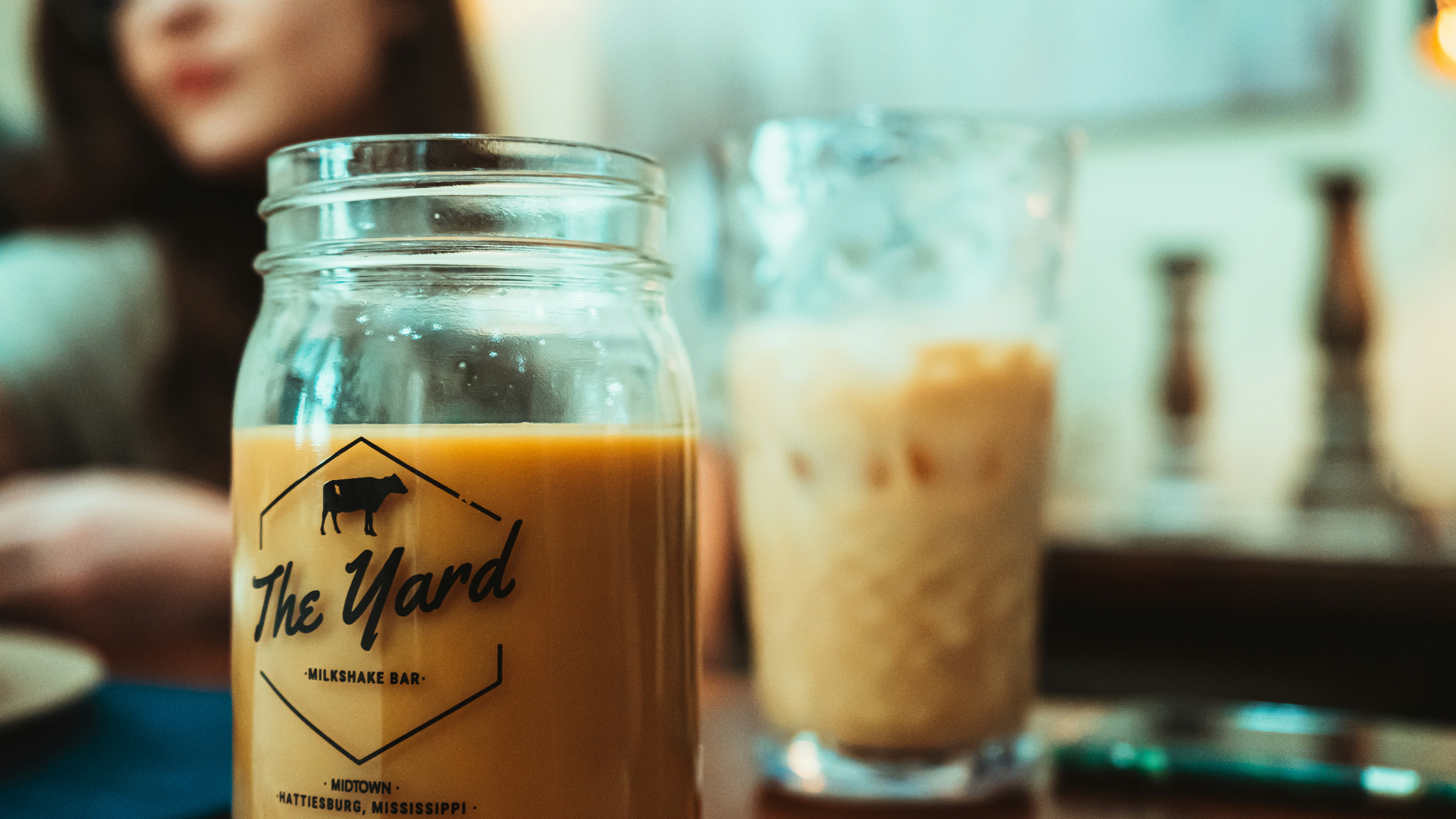 Amber Brew in The Yard Jar: a Quiet Café Portrait