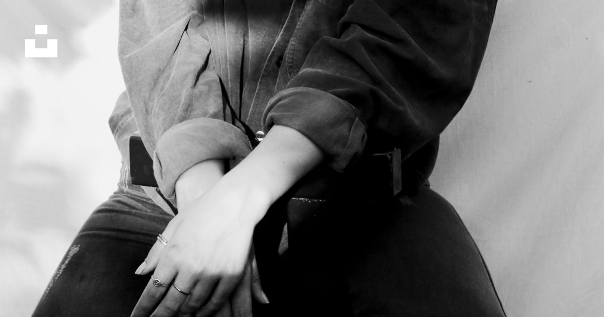 Foto Hombre Con Abrigo Negro Y Pantalón Negro Sentado En Una Silla